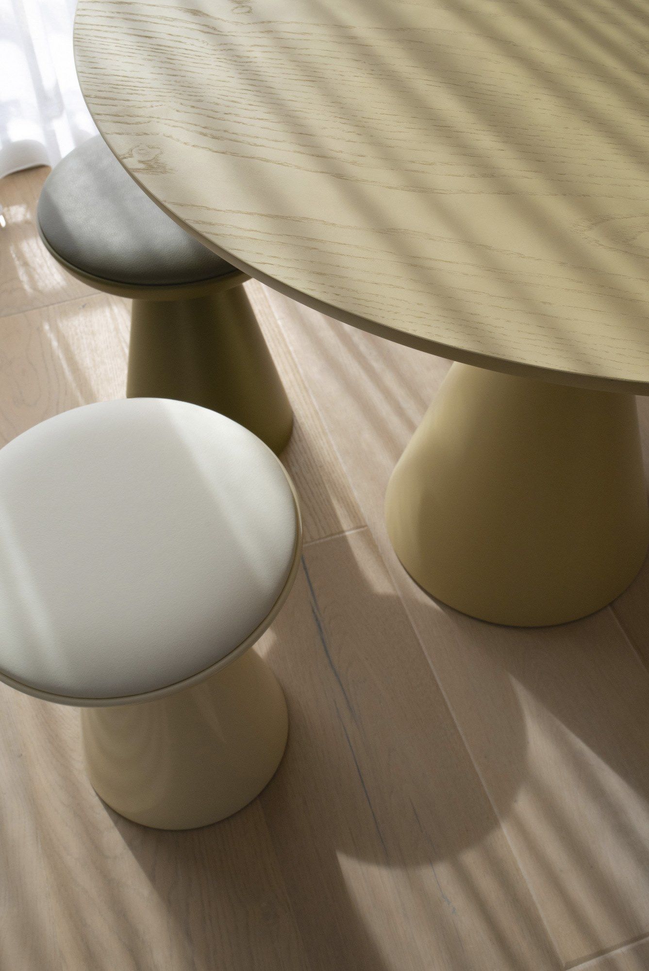 PION FRESNO Round wooden table By Sancal | design Ionna Vautrin