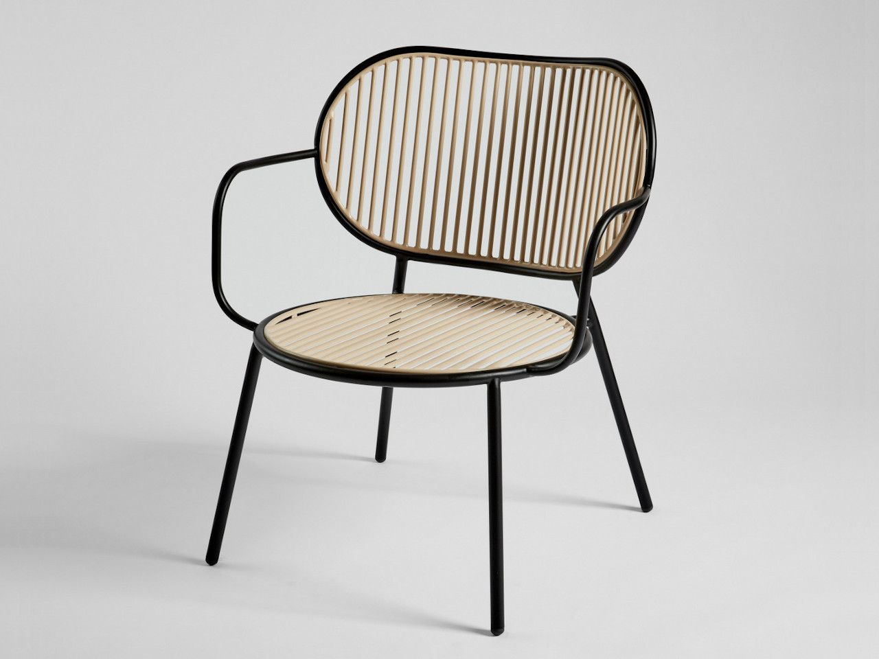 PIPER Powder coated steel easy chair with armrests By DesignByThem ...