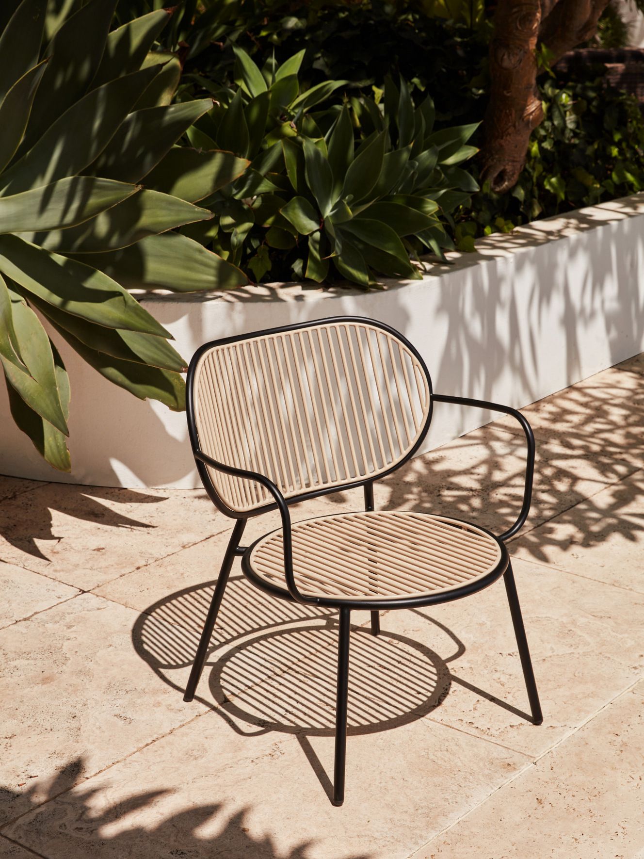 PIPER Powder coated steel easy chair with armrests By DesignByThem ...