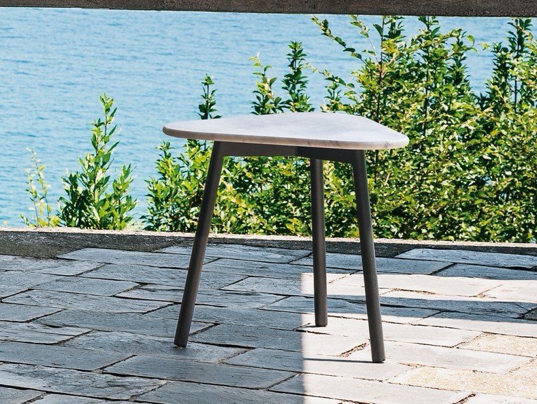 PIPER | Triangular coffee table By RODA