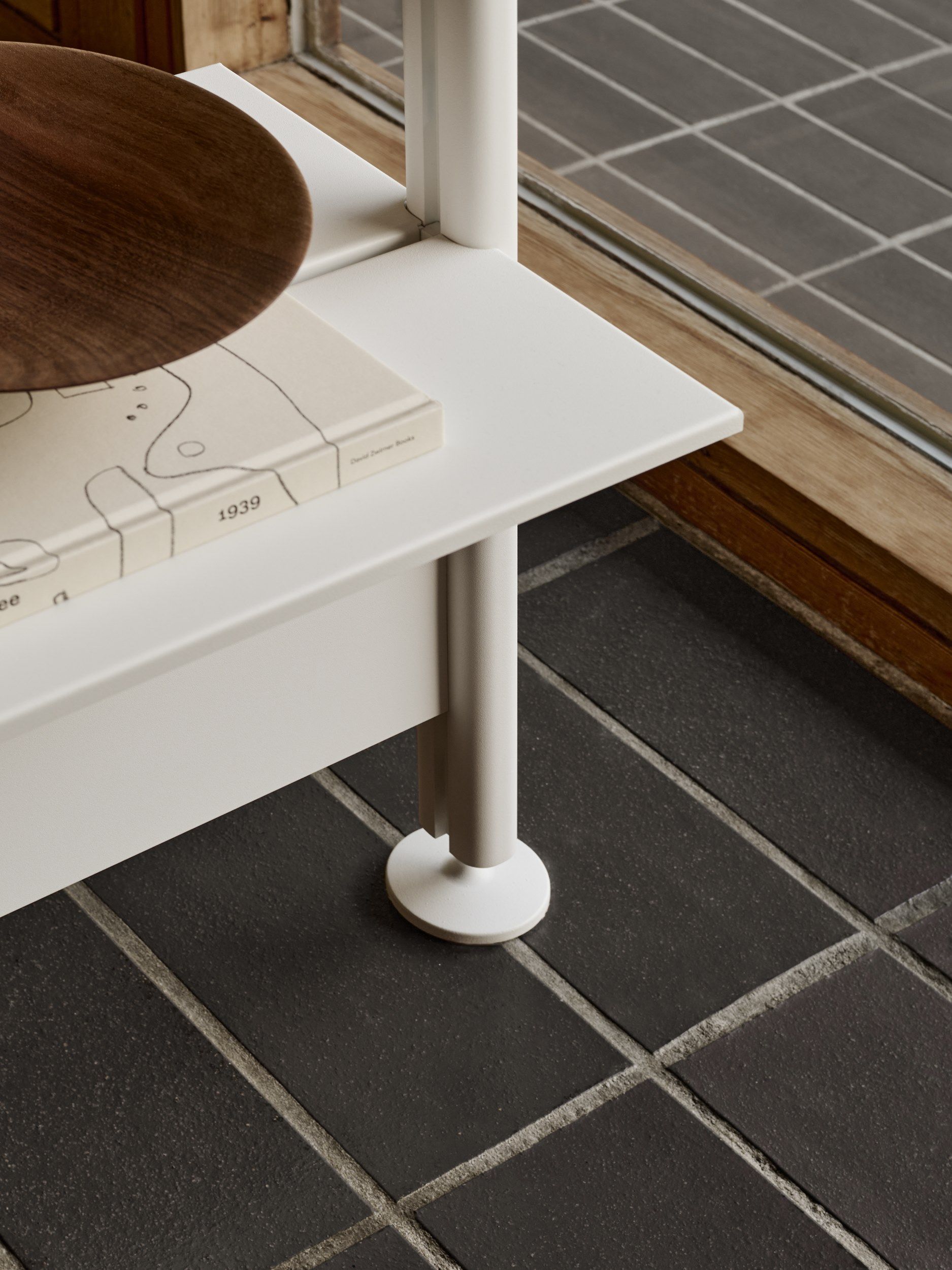 PIRA G2 Floor-ceiling mounted bookcase By String Furniture