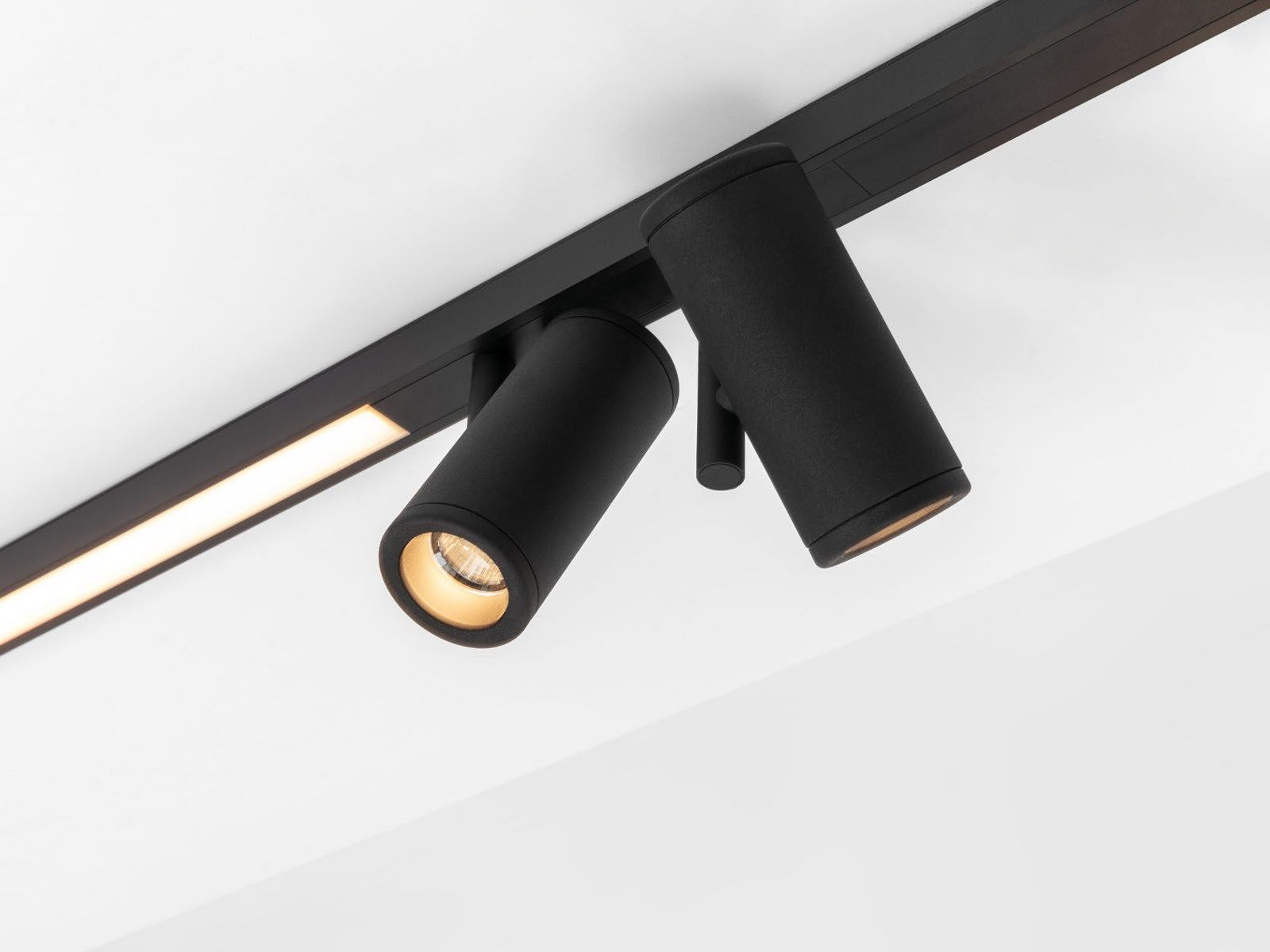 PISTA Ceiling mounted linear lighting profile By Modular Lighting Instruments