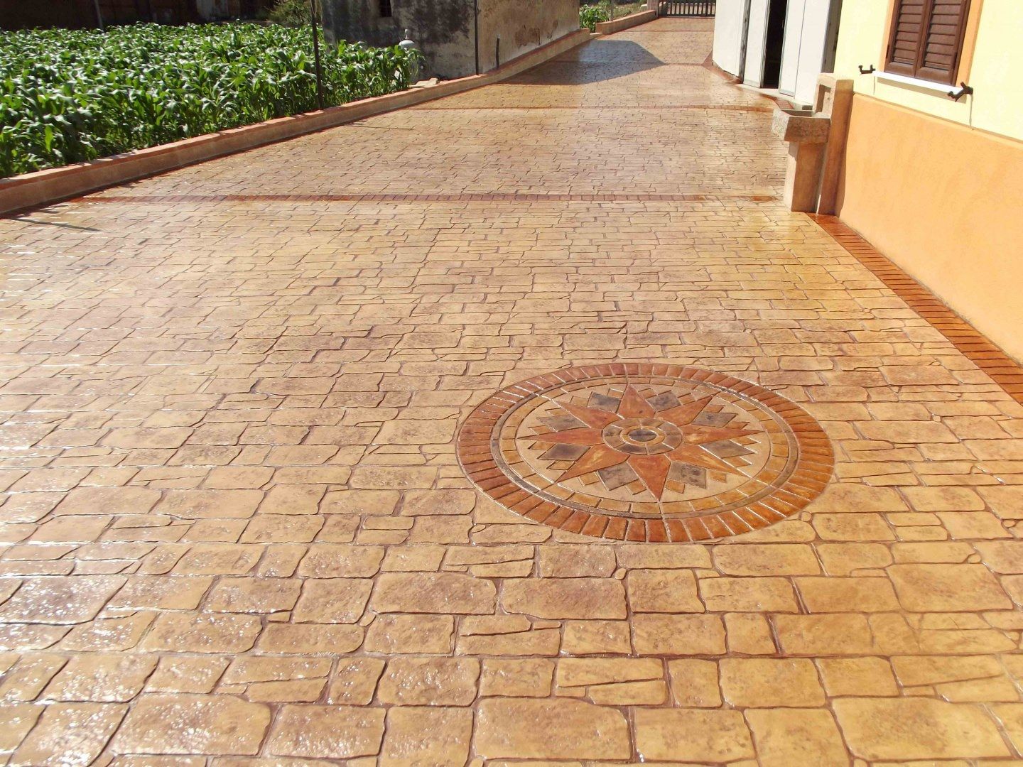 PLAM STAMPABLE OVERLAY Low-thickness stamped concrete By Isoplam