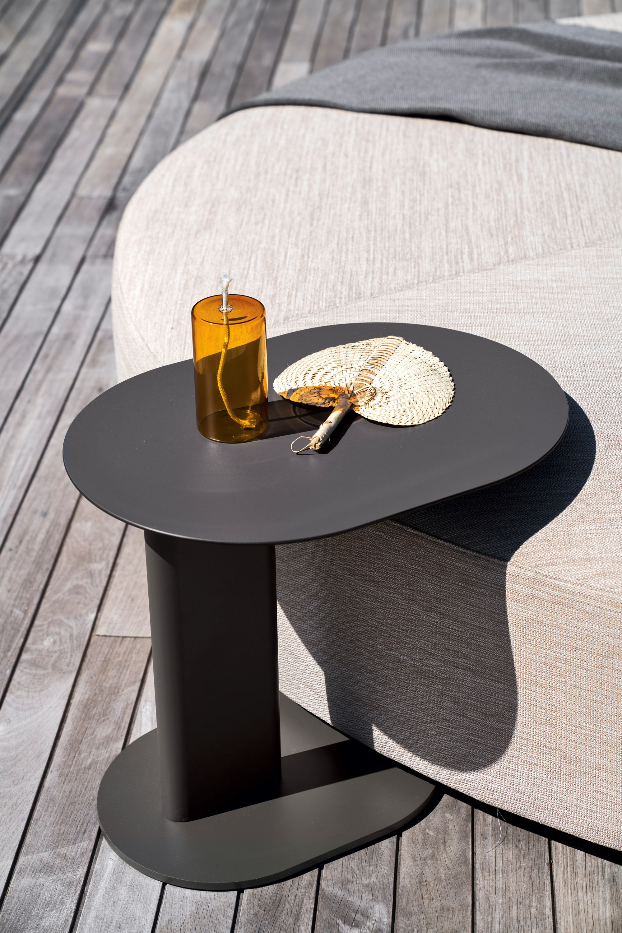 PLINTO Oval aluminium side table By Varaschin | design Pio & Tito Toso