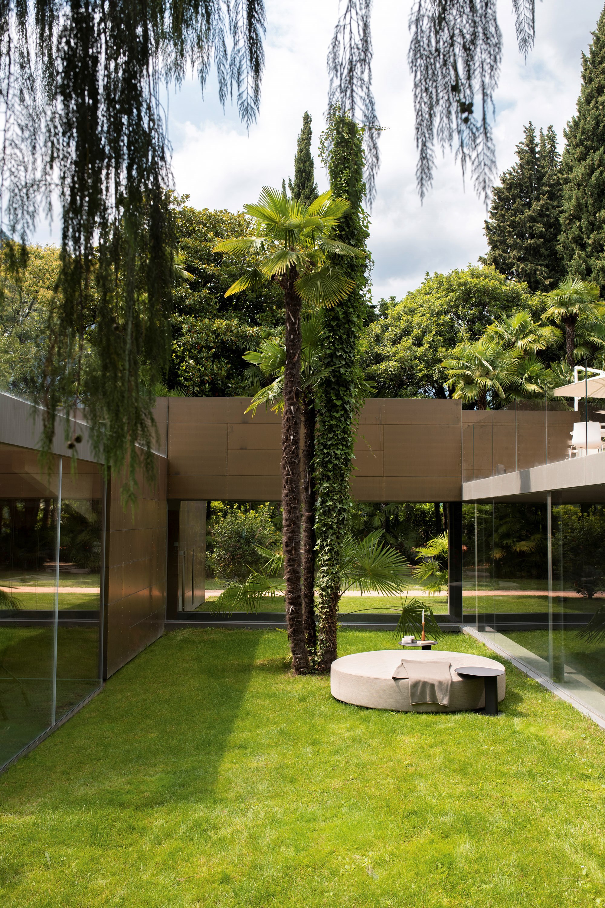 PLINTO Oval aluminium side table By Varaschin | design Pio & Tito Toso