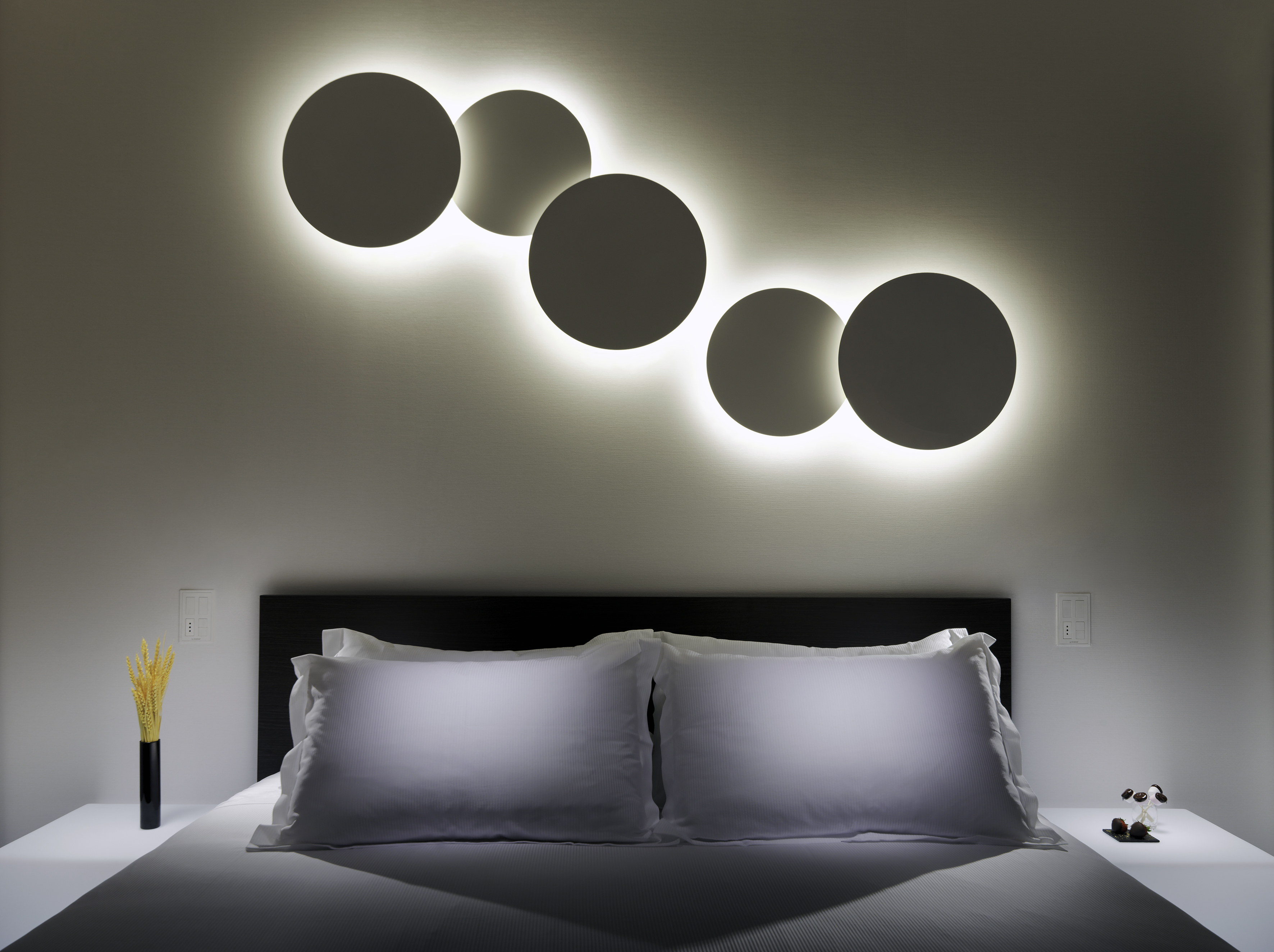 PUCK WALL ART | Applique fluorescente By Vibia design Jordi Vilardell