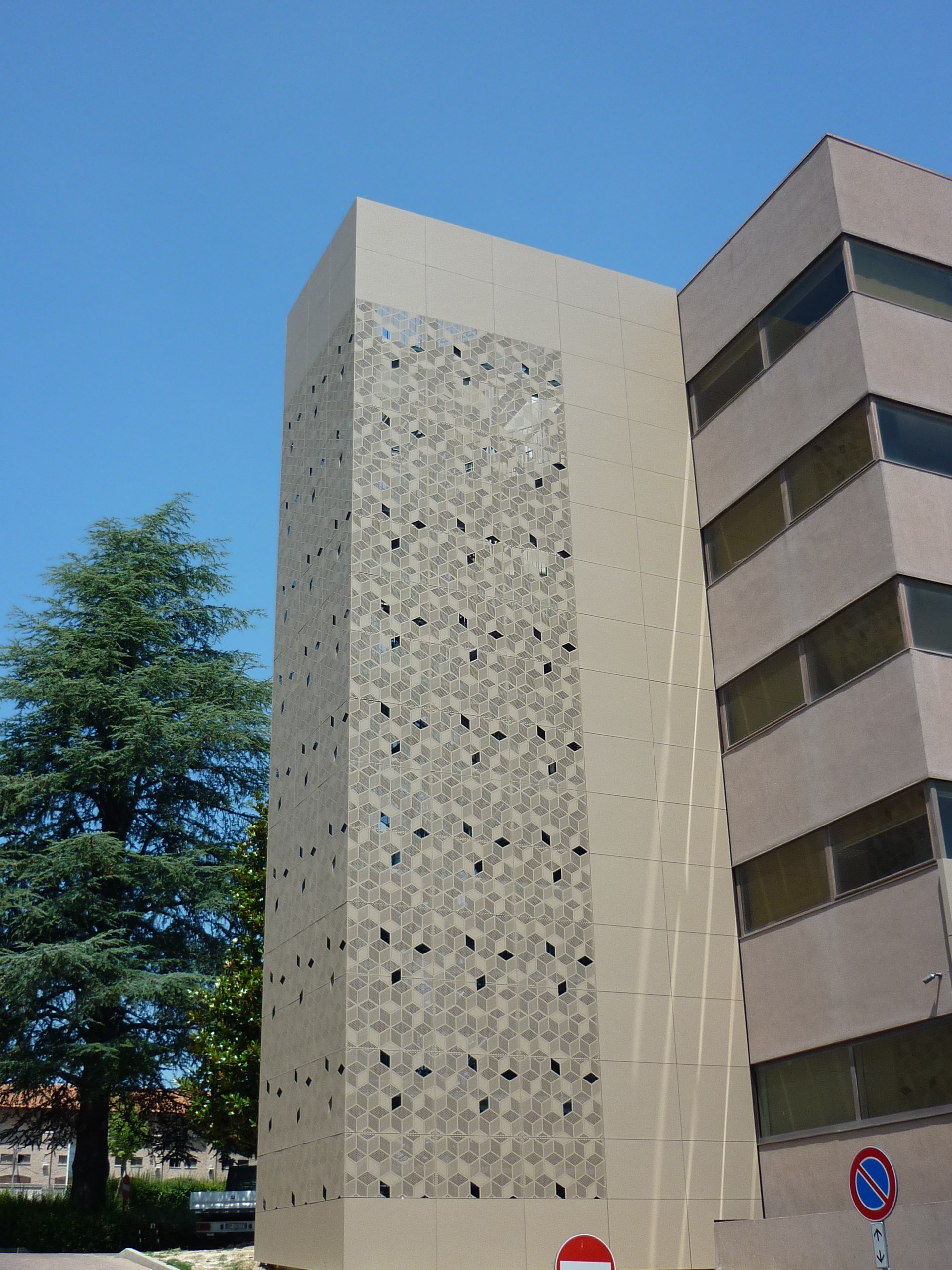 Tôle perforée et larmée pour façade Perforated sheet for facade By ...