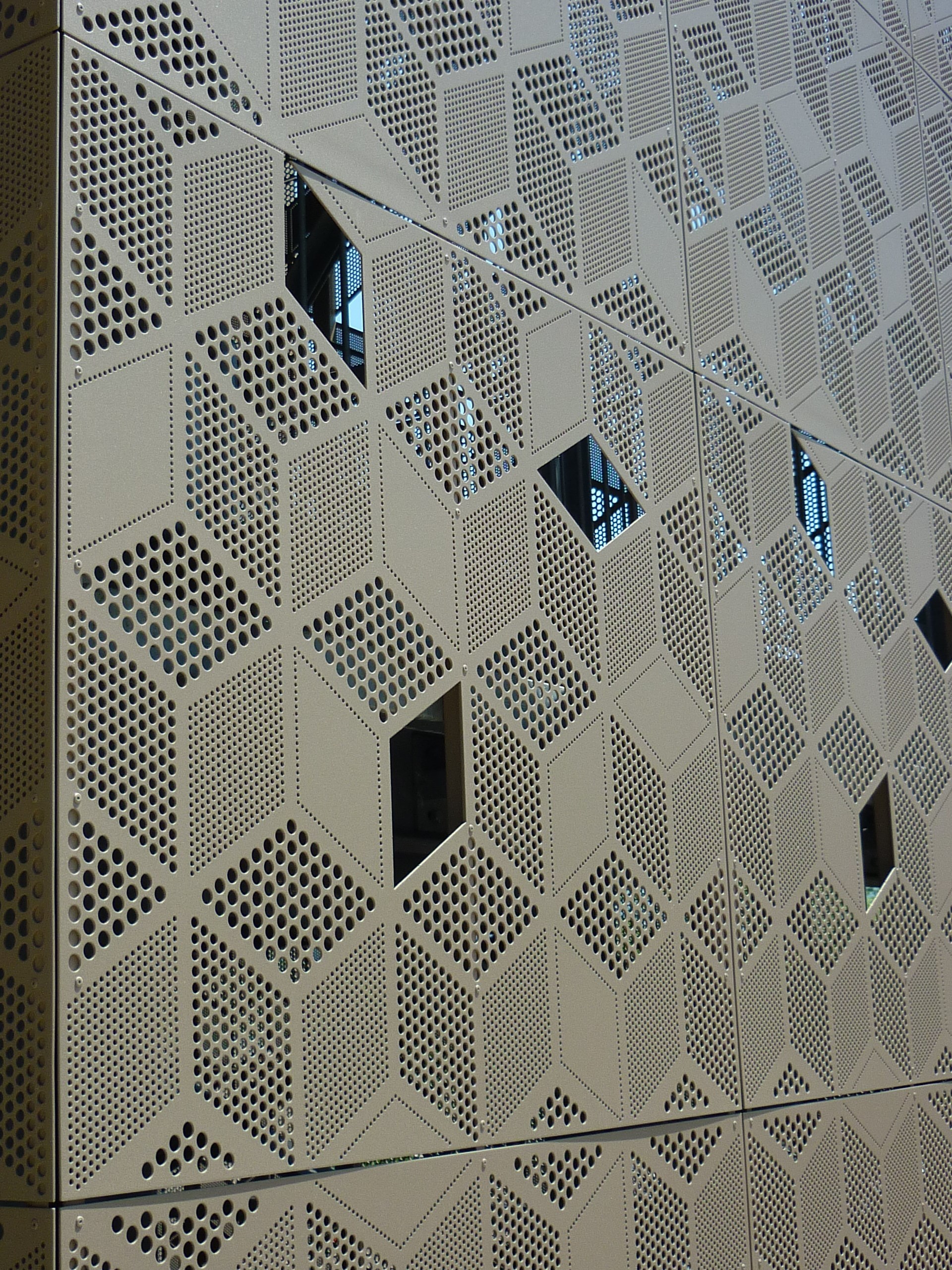 Tôle perforée et larmée pour façade Perforated sheet for facade By ...