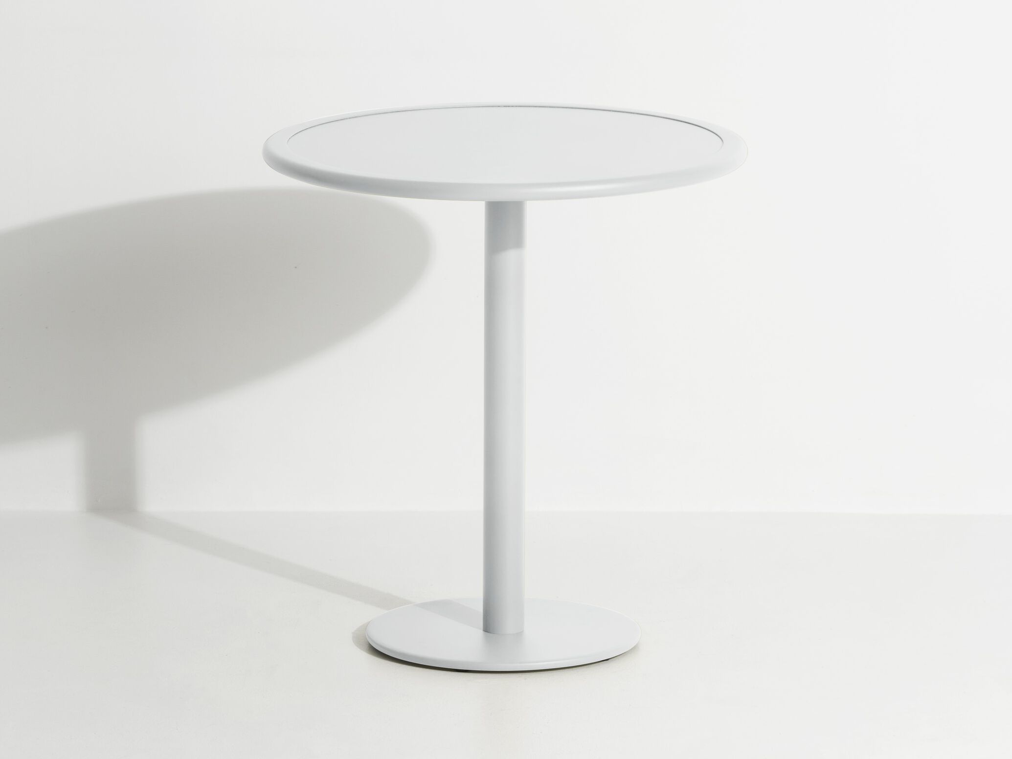 WEEK-END Round powder coated aluminium garden table By Petite Friture ...