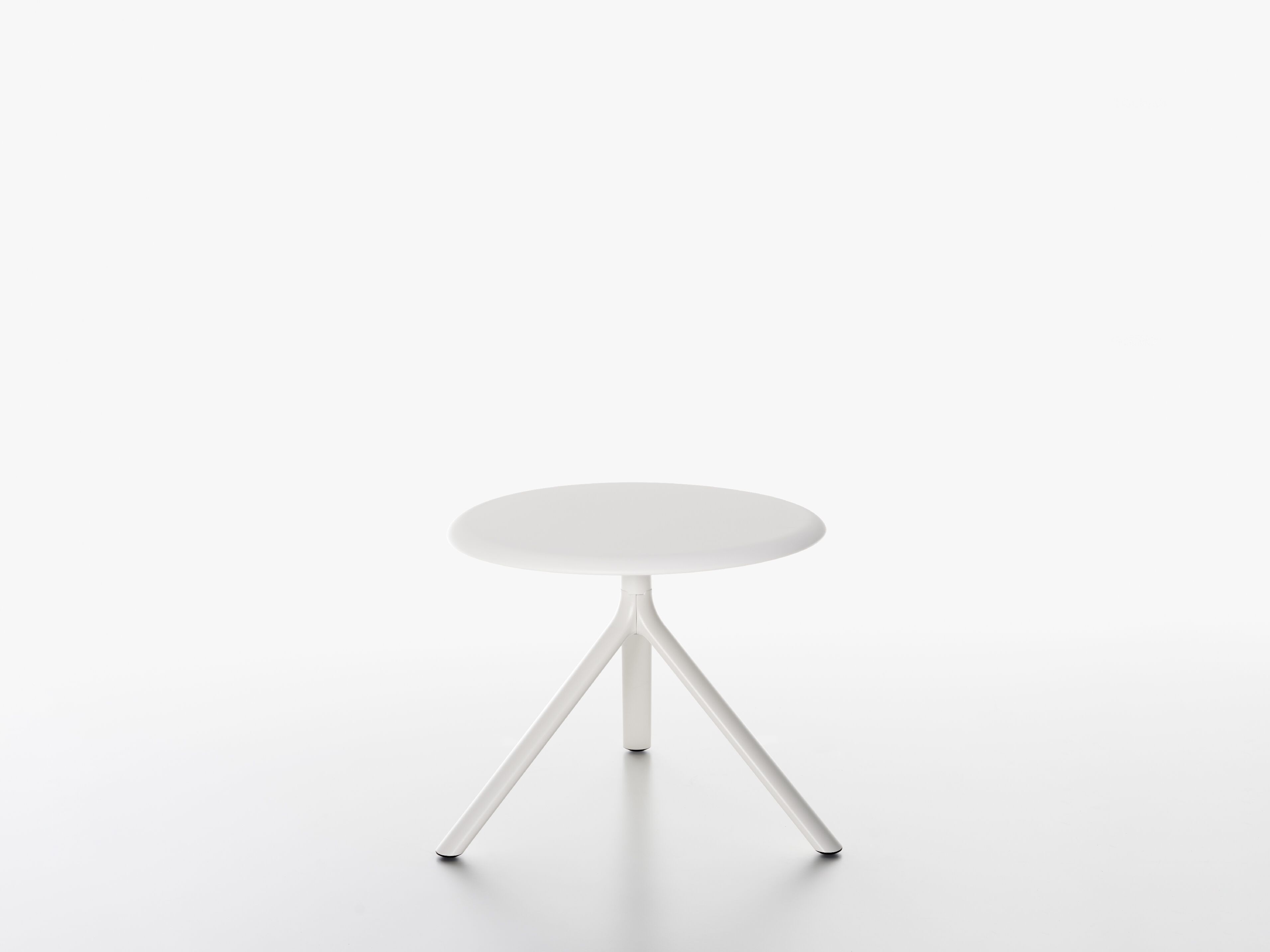 MIURA Folding round coffee table By Plank | design Konstantin Grcic