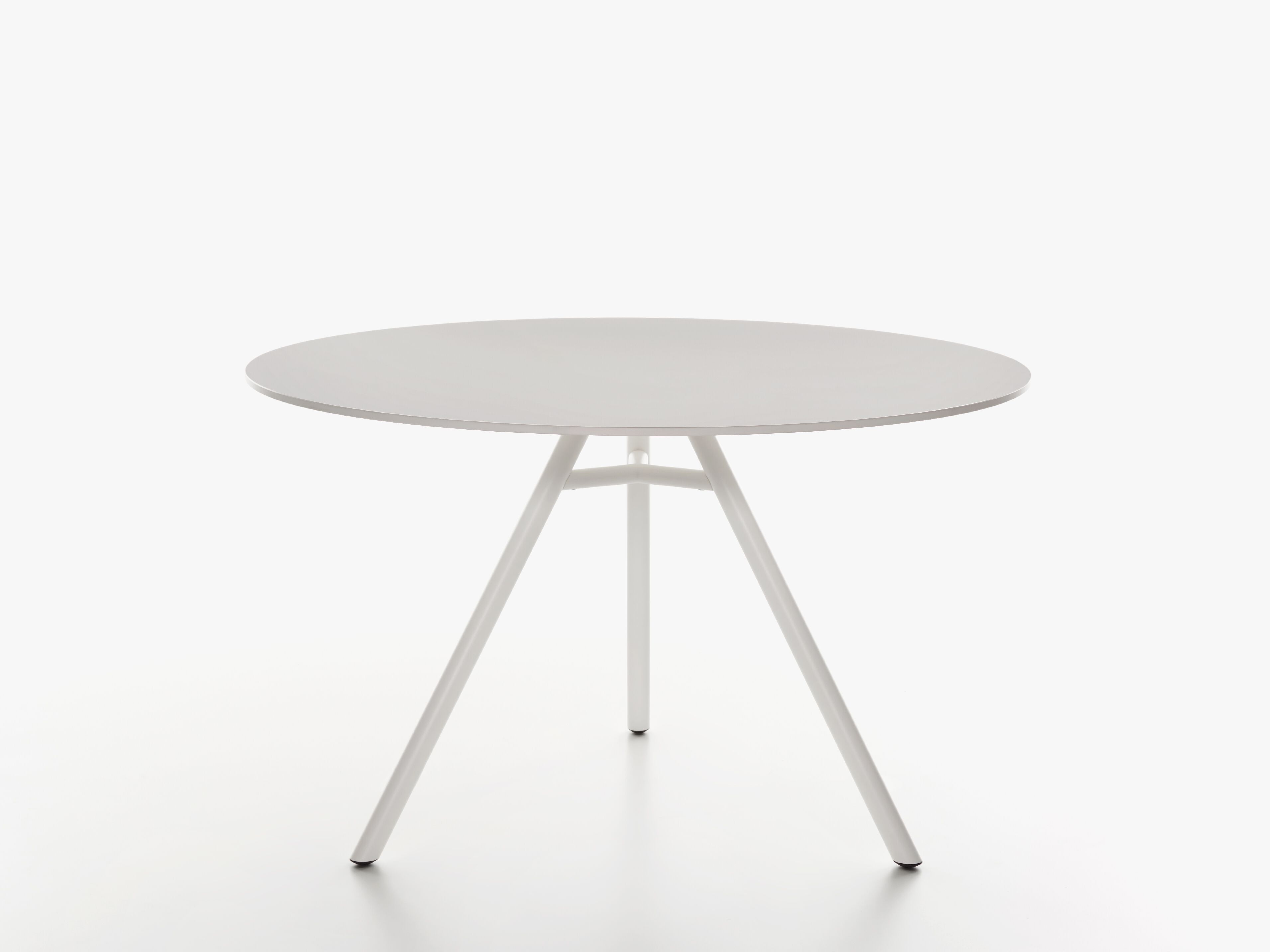 MART Round table with HPL top By Plank | design Plank Lab
