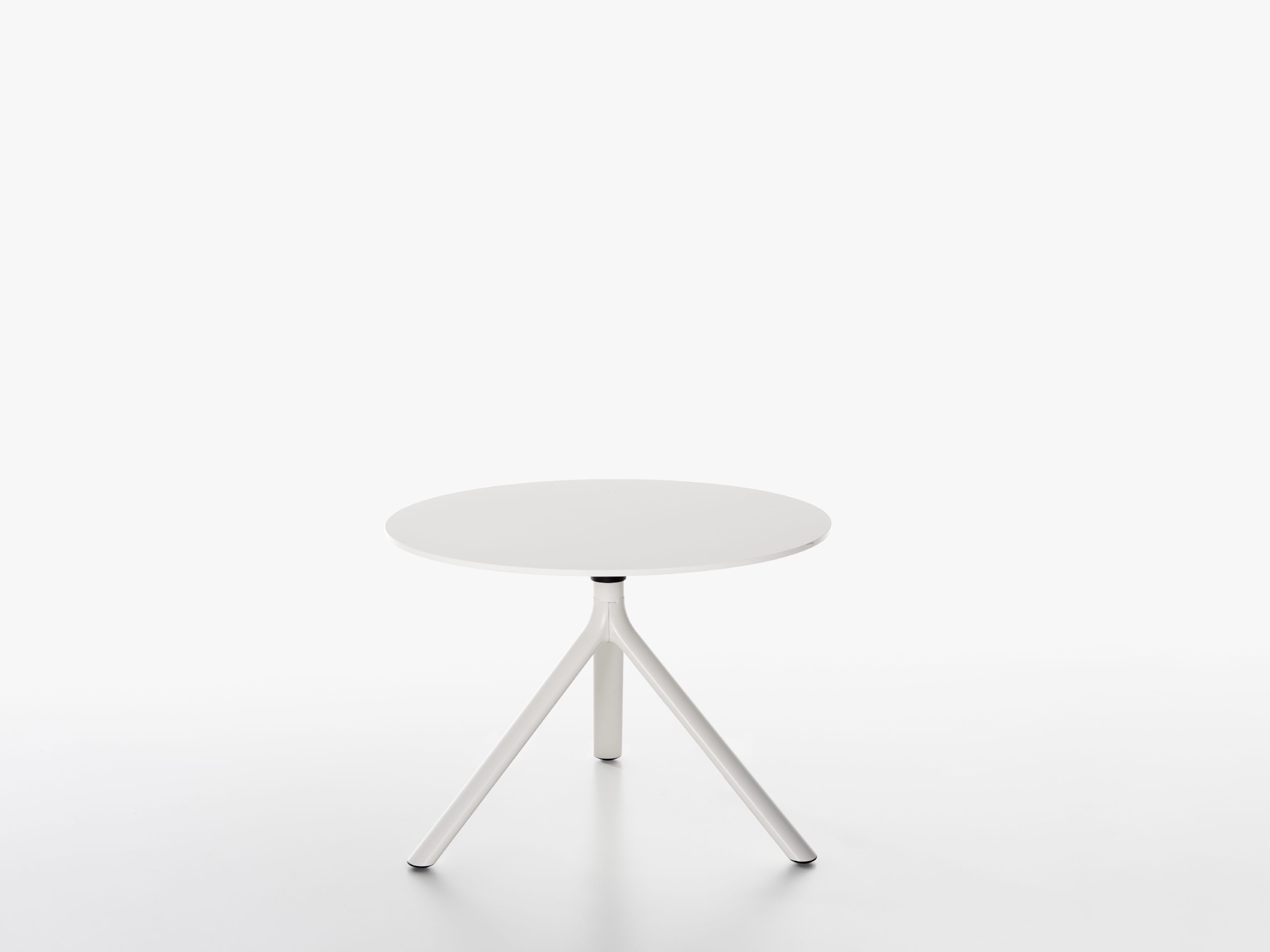 MIURA Folding round coffee table By Plank | design Konstantin Grcic