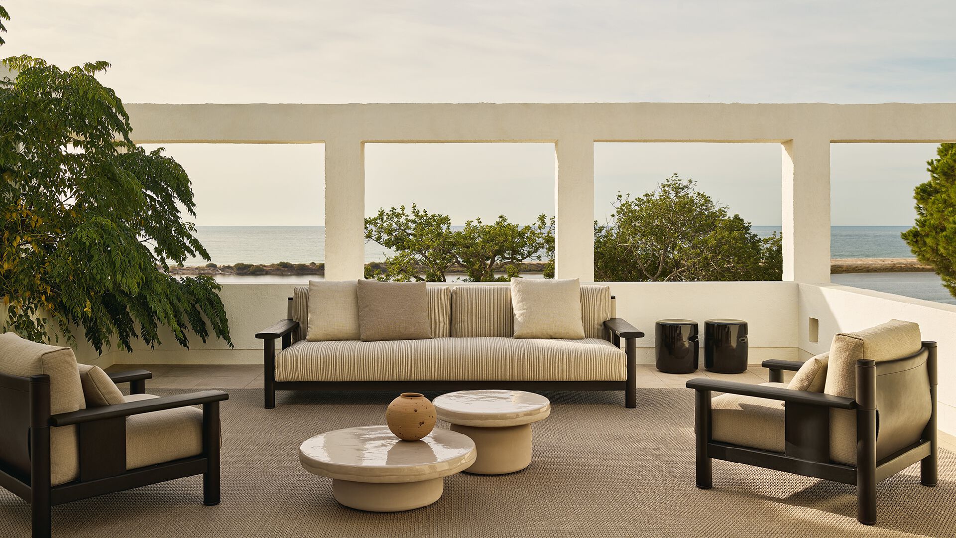 CREW Round garden side table By Poliform