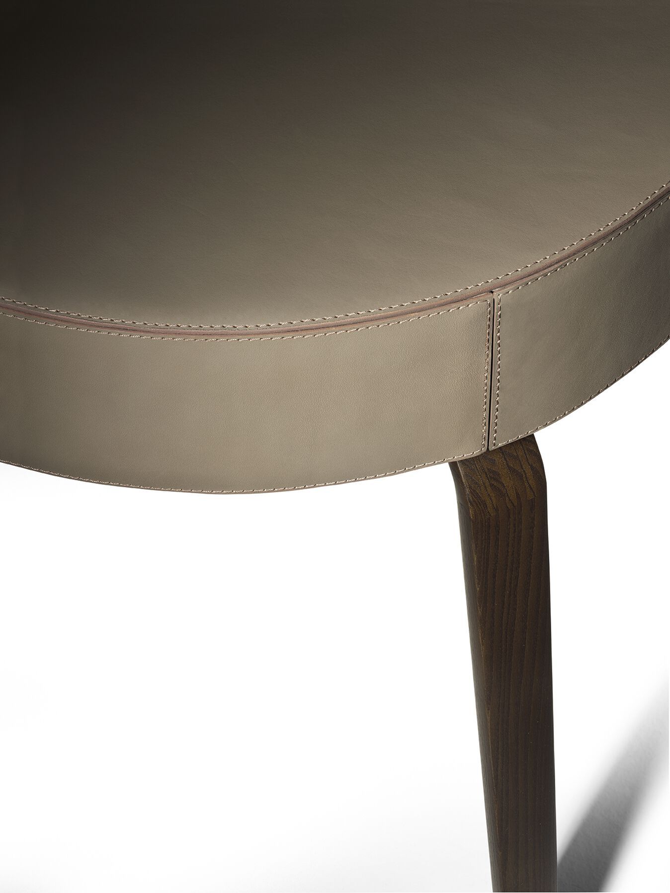 FIORILE Round leather coffee table By Poltrona Frau | design Roberto ...