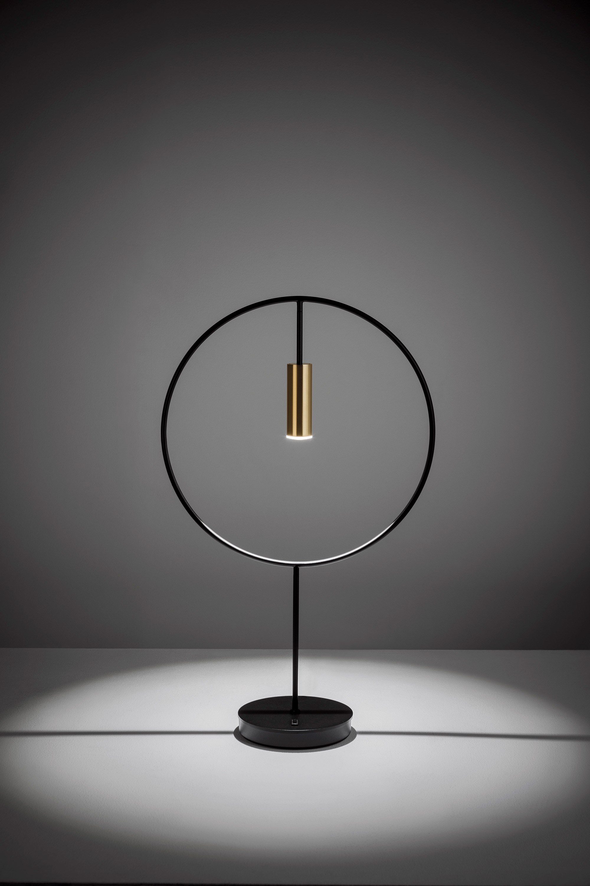 REVOLTA | Table lamp By Estiluz