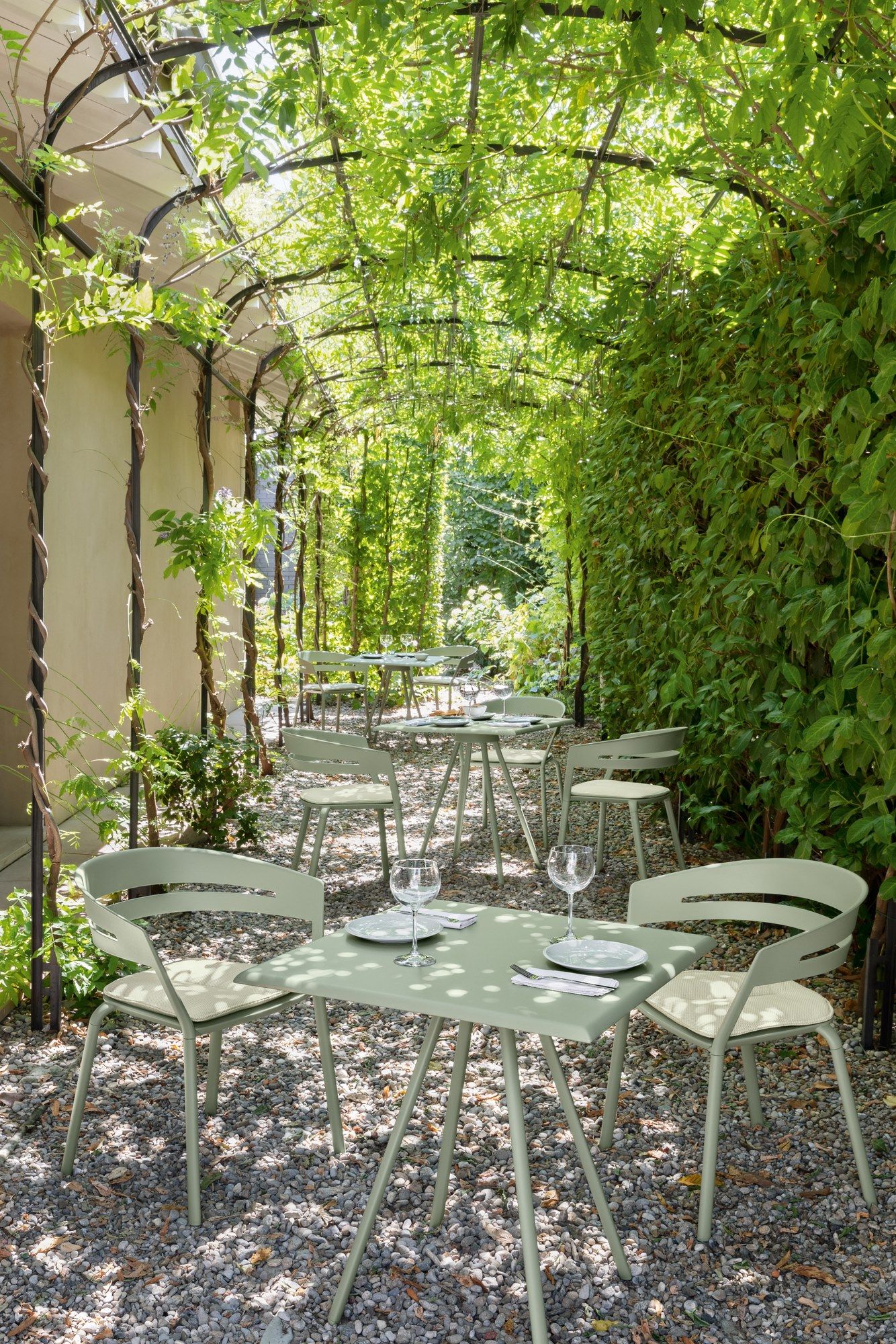 RIA Stackable aluminium garden chair with armrests By FAST | design ...