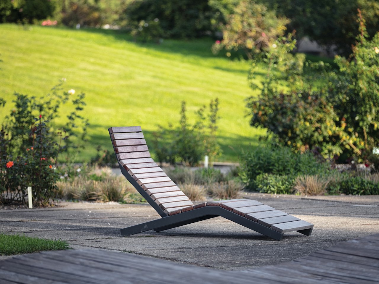 RIVAGE | Tumbona de jardín en acero y madera By mmcité1 diseño David ...