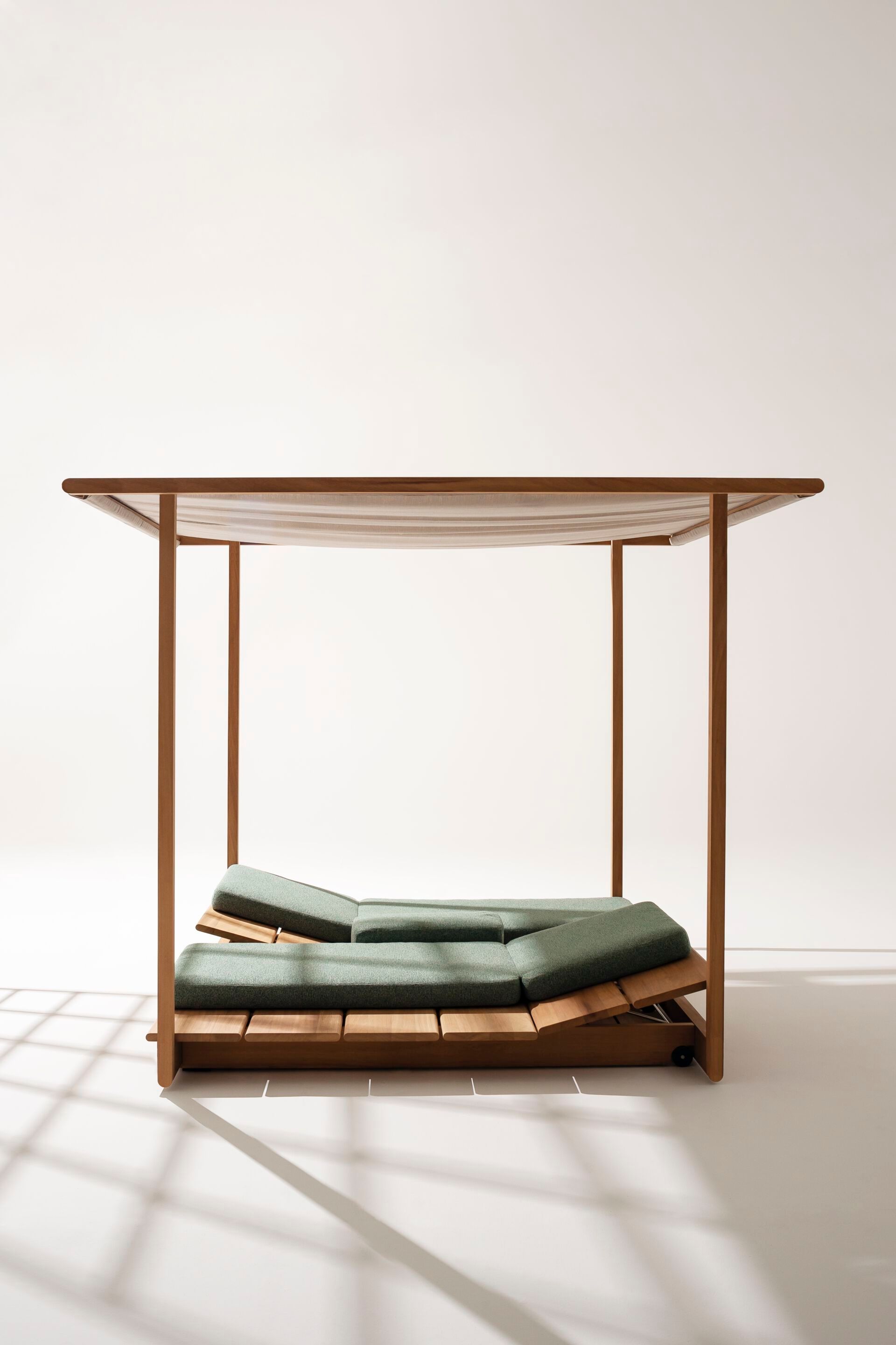 EOLIE Cama de jardín reclinable de iroko con dosel By RODA | design ...
