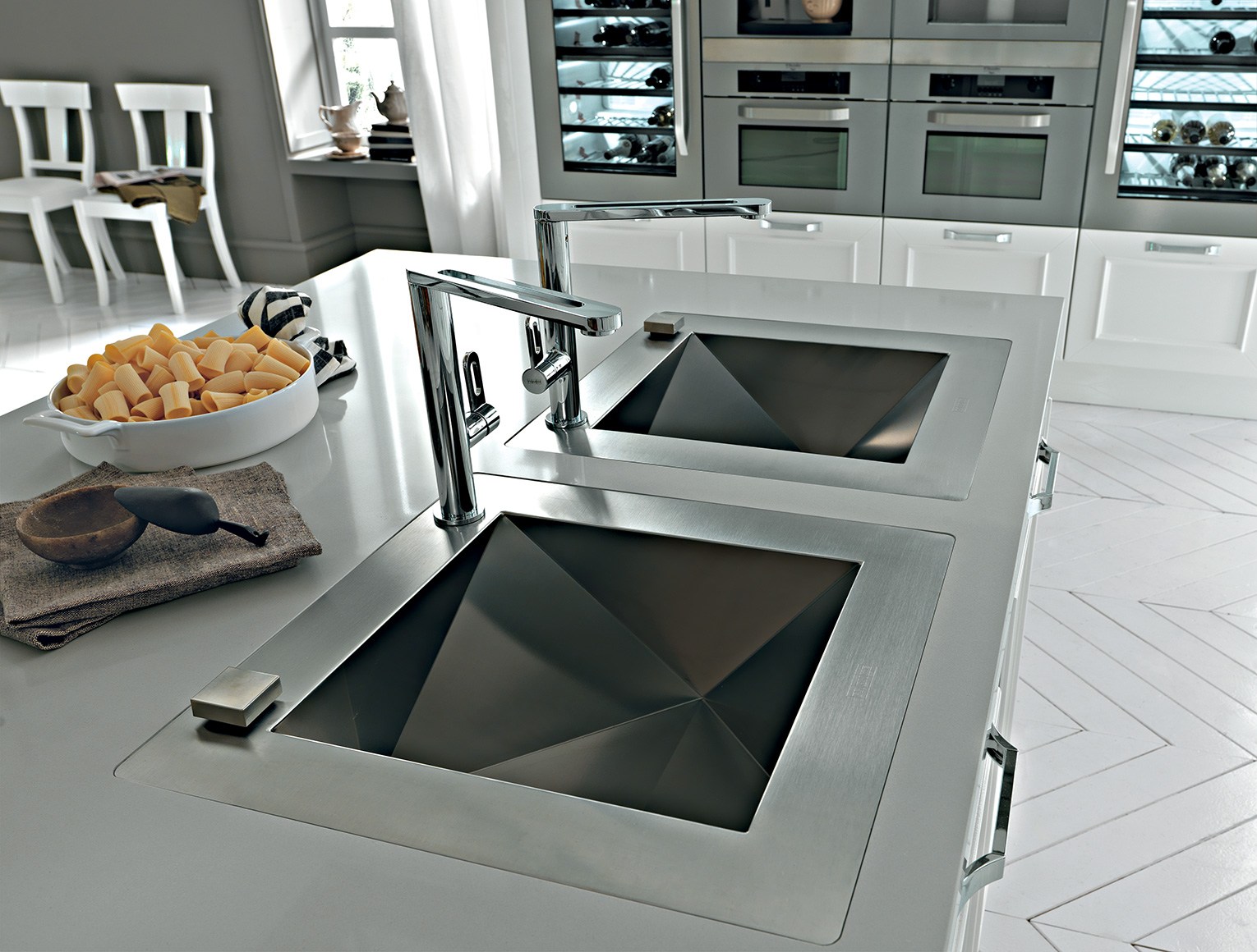 ROMANTICA | Kitchen with island By Febal Casa design Alfredo Zengiaro