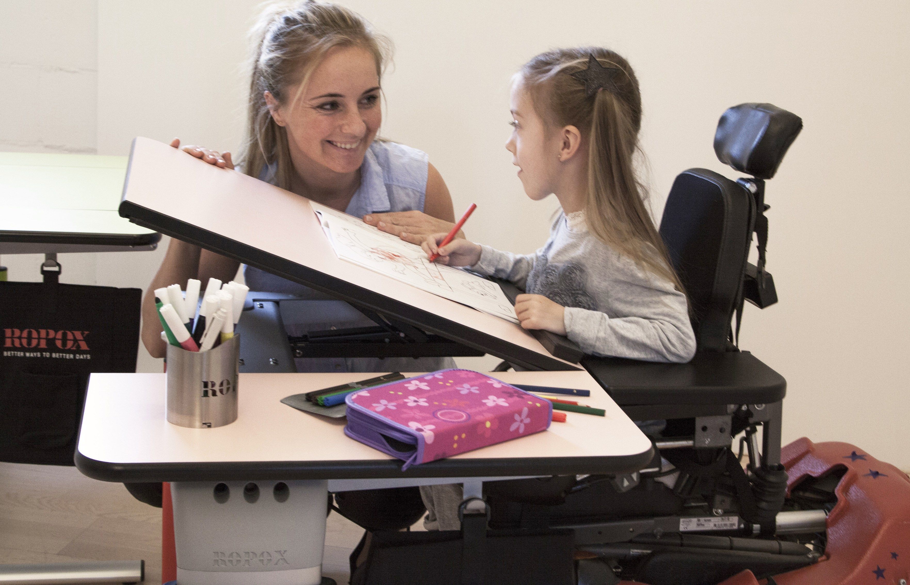 Height-adjustable office desk with electric motion VISION TABLE ...