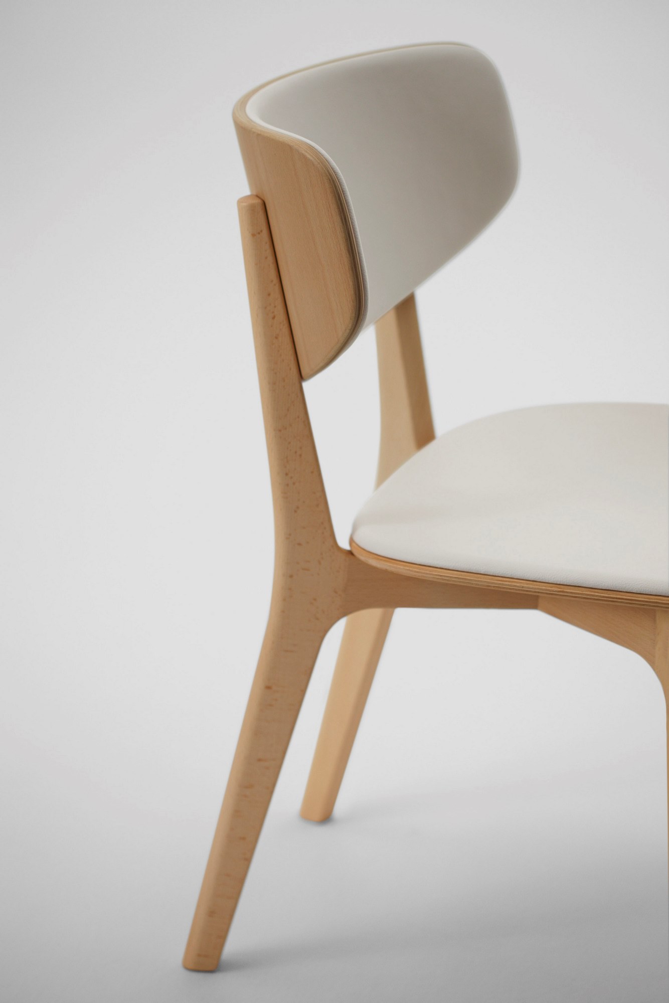 ROUNDISH Beech chair with leather integrated cushion By Maruni | design ...