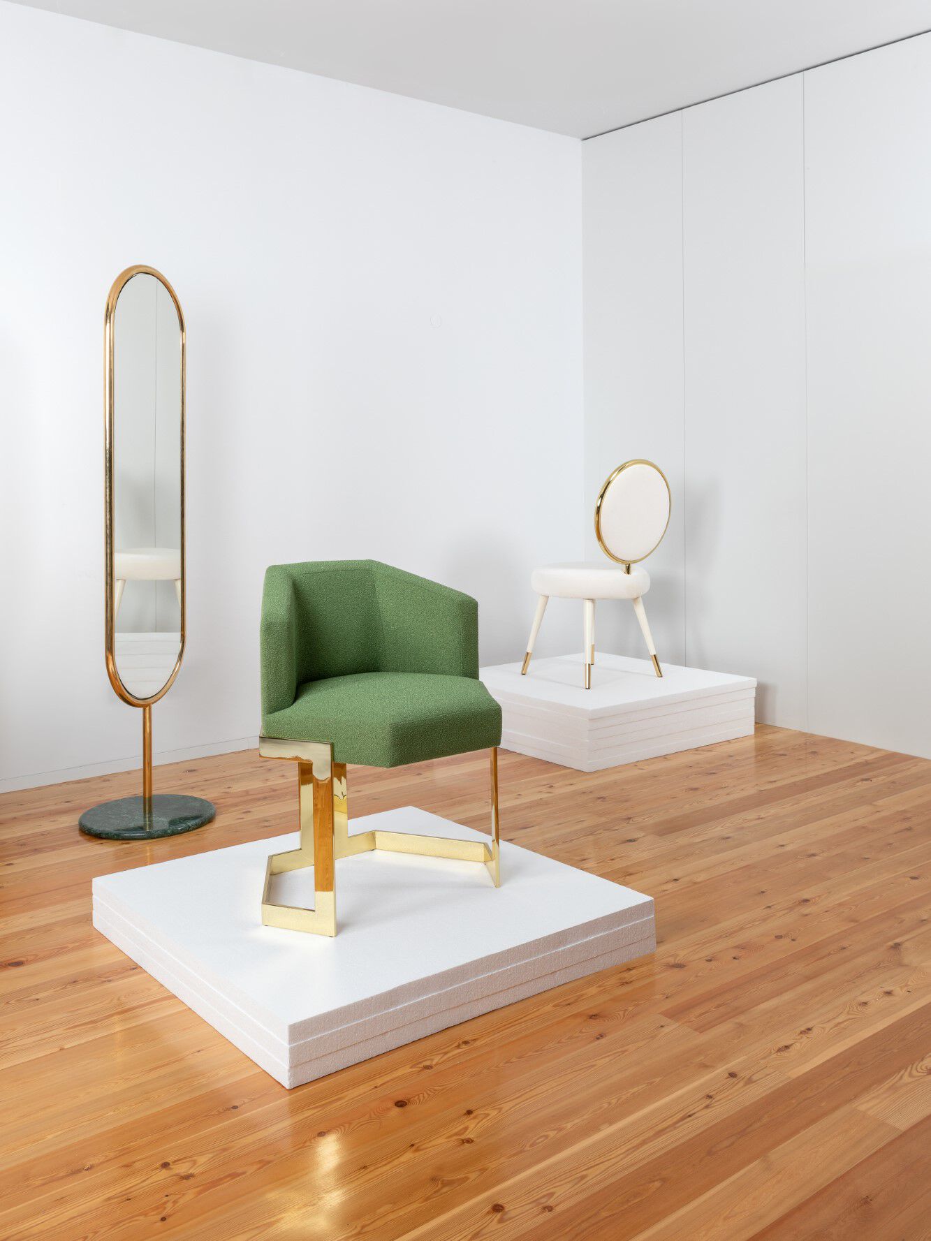 GRACEFUL Medallion velvet chair By ROYAL STRANGER