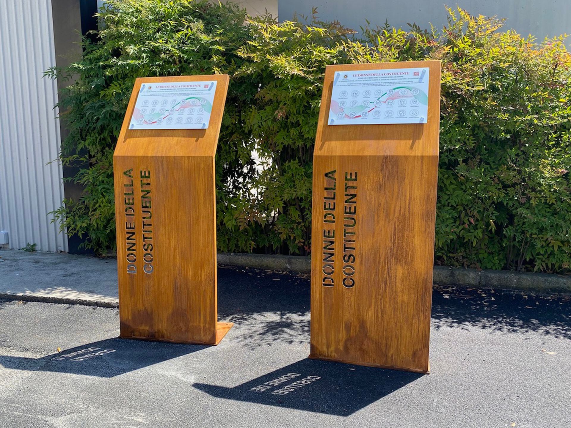 CORTEN STEEL LECTERN WITH DESCRIPTIVE PLATES Information stand By Remor