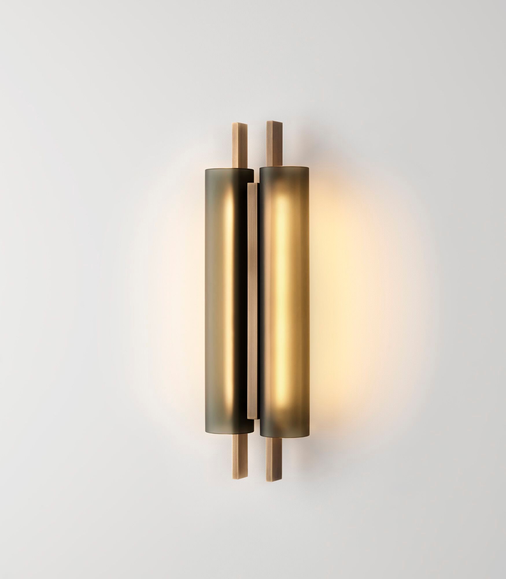 VOLANT Wall lamp By Ross Gardam