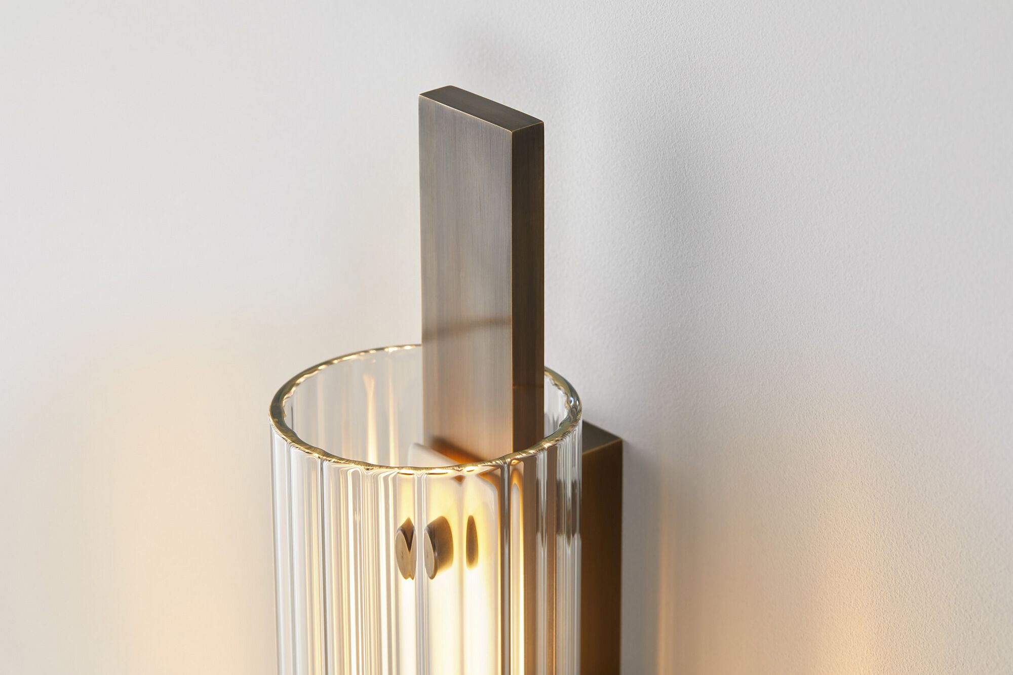 VOLANT Wall lamp By Ross Gardam