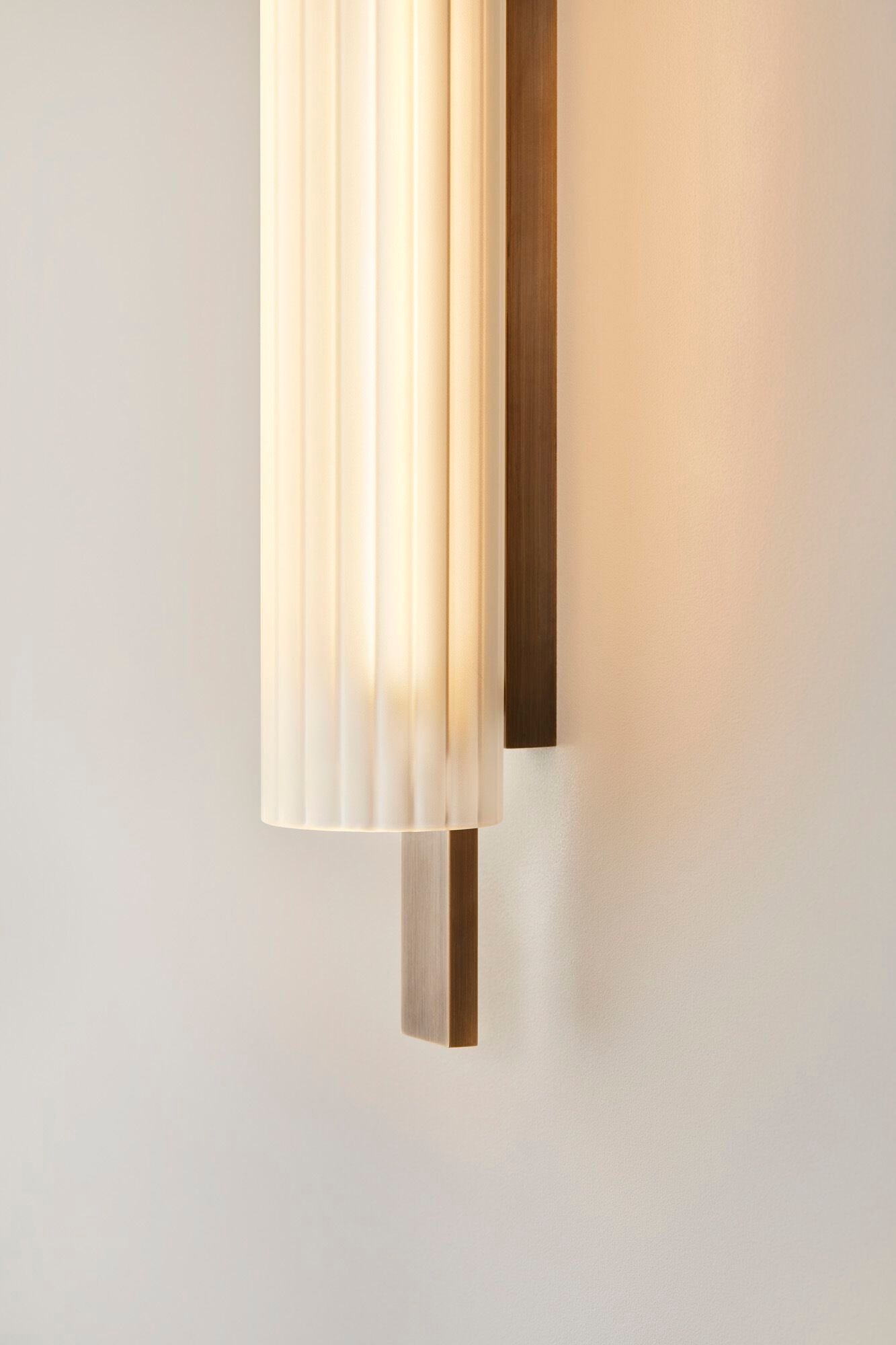 VOLANT Wall lamp By Ross Gardam