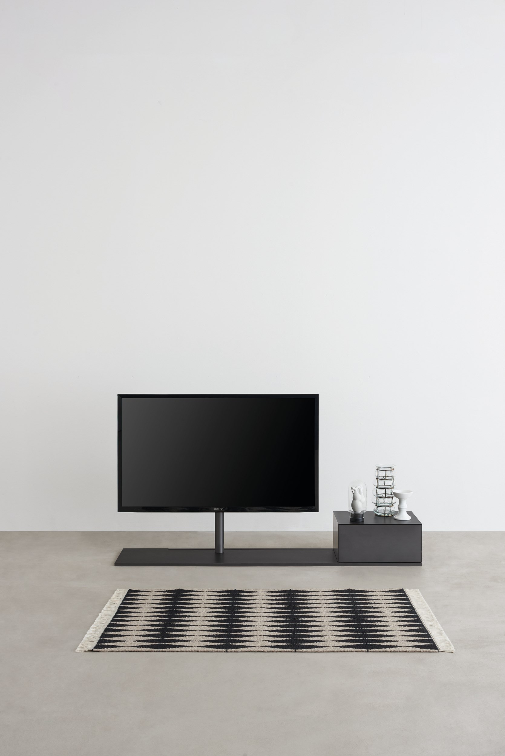 SAIL 301 Floor mounted steel stand By Desalto | design Caronni + Bonanomi
