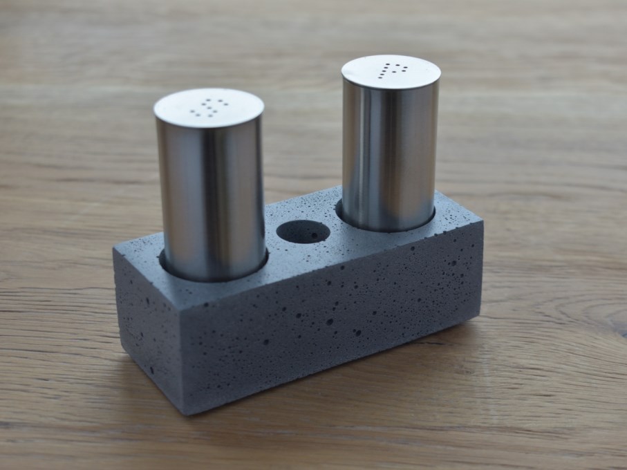 Salzstreuer aus Beton SALT SHAKER By betton Design Bronislav Javora