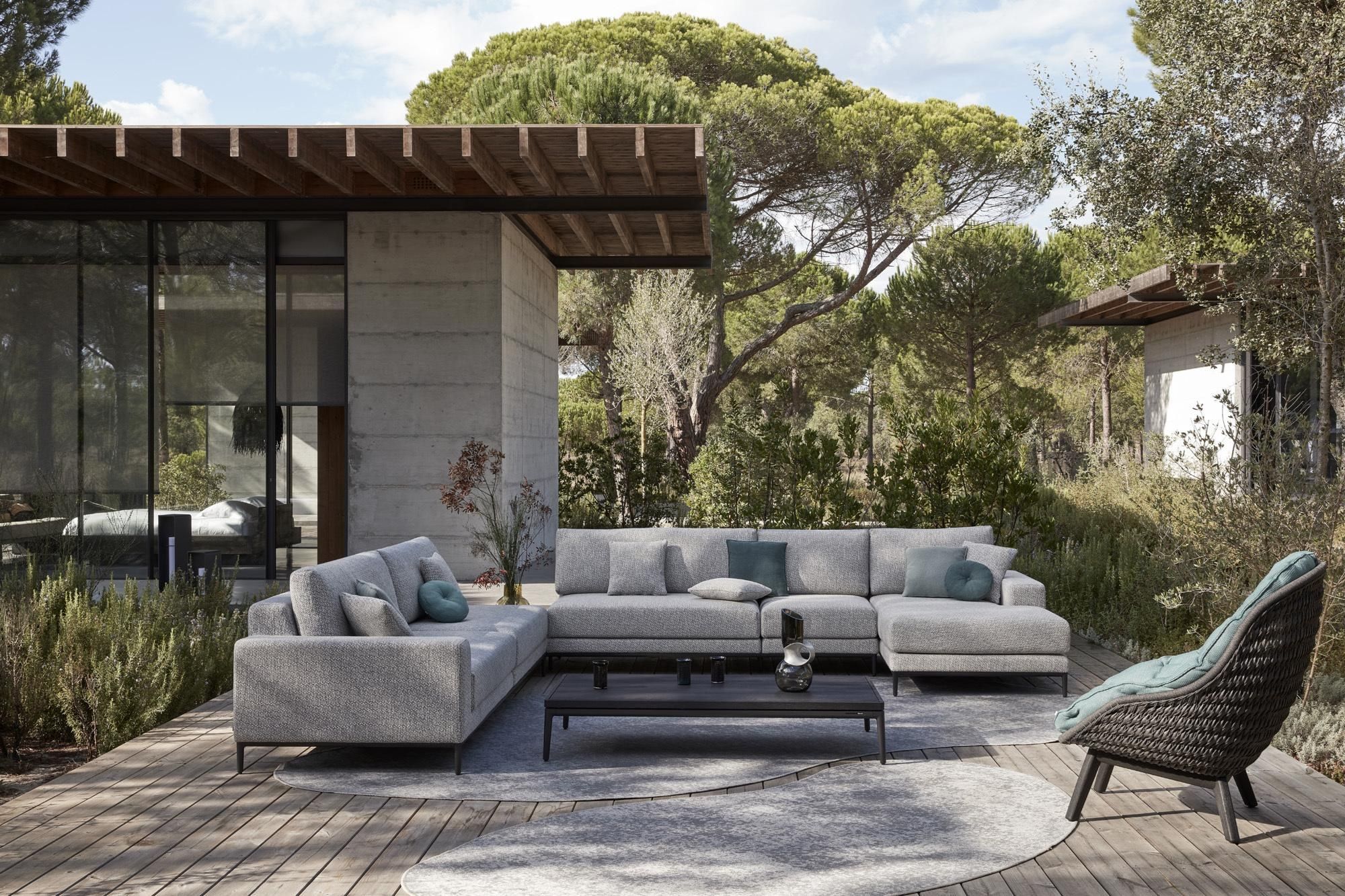 SANDUA | Garden armchair with armrests By MANUTTI design Robin Hapelt