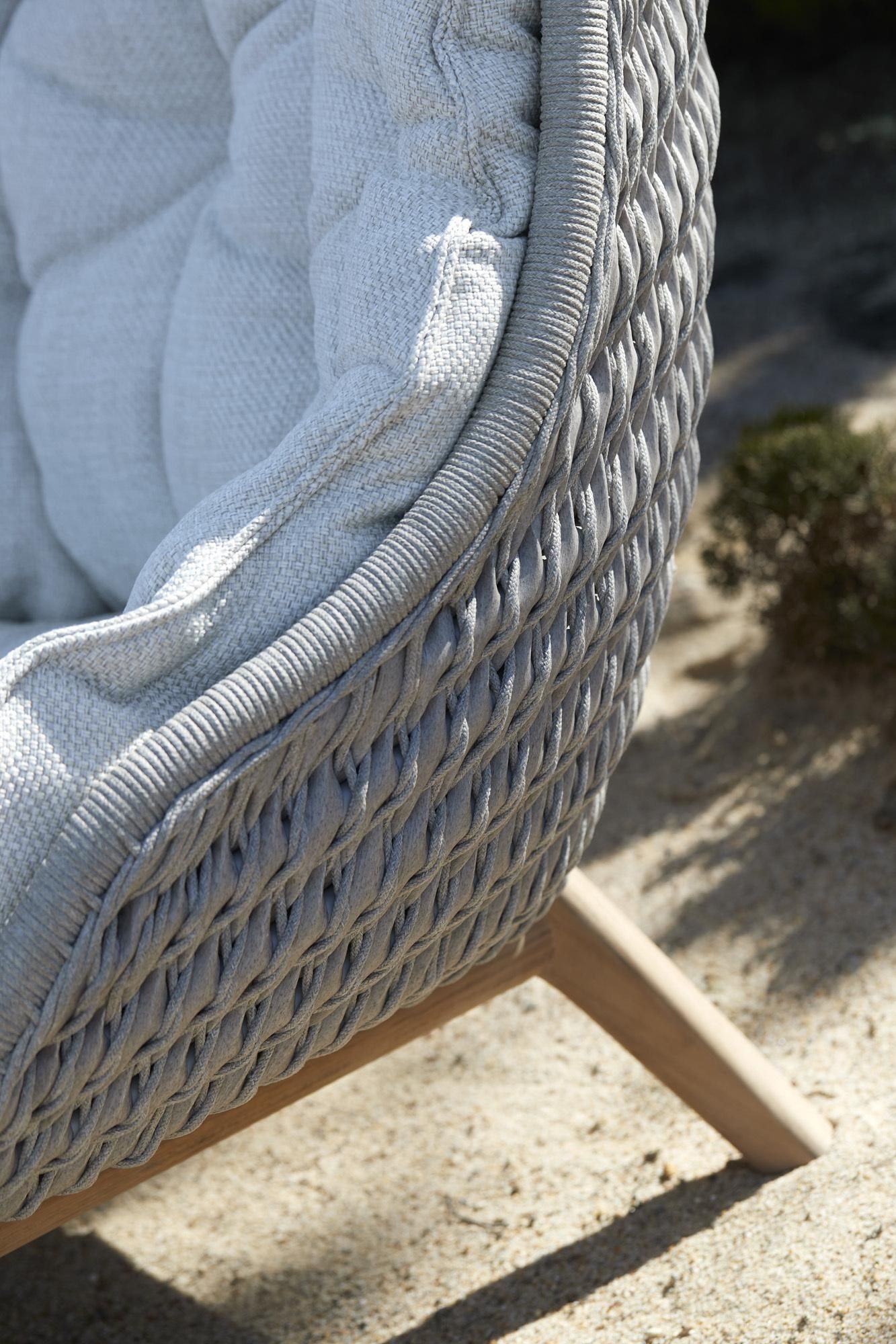 SANDUA | Garden armchair with armrests By MANUTTI design Robin Hapelt