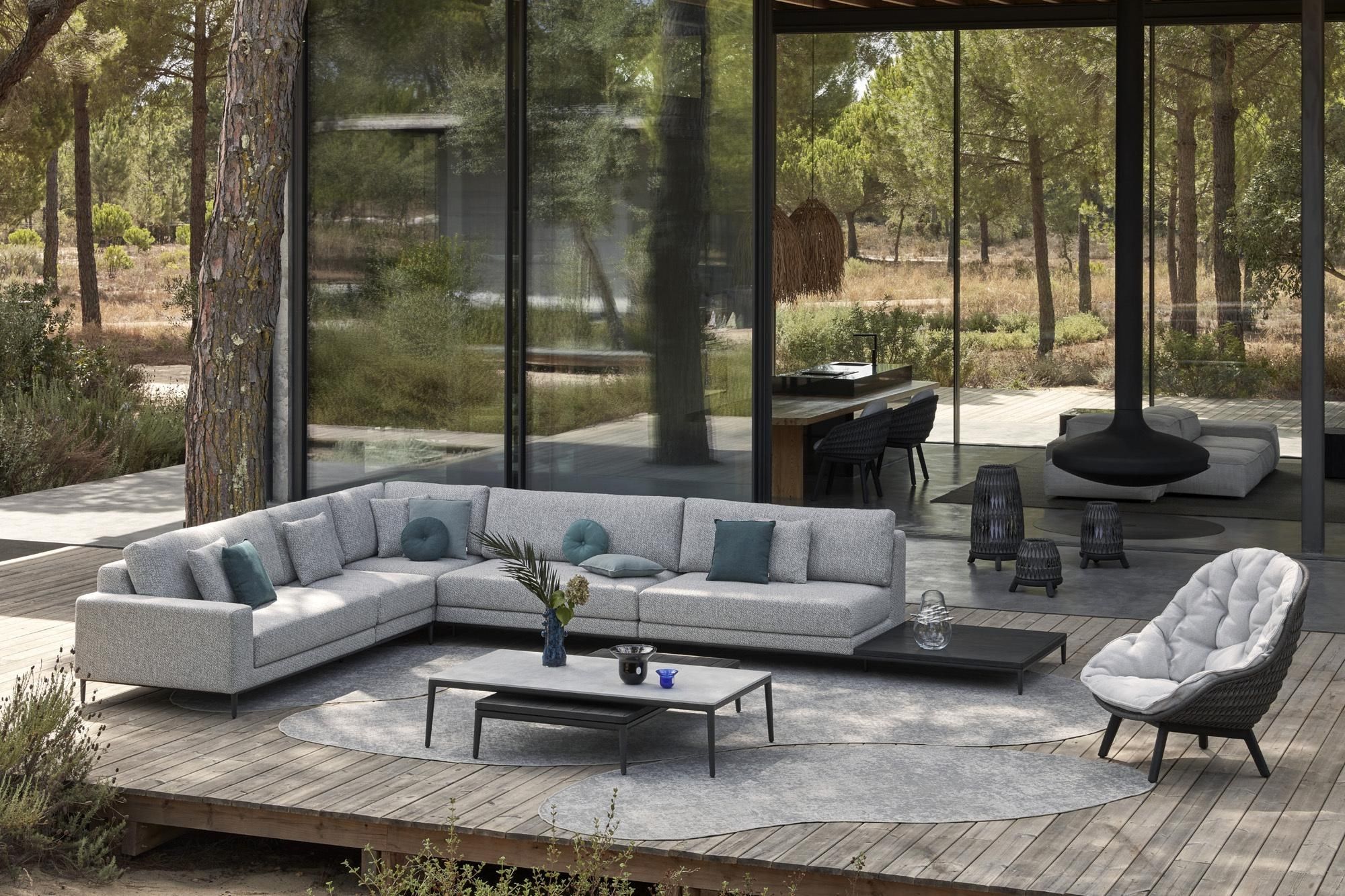 SANDUA | Garden armchair with armrests By MANUTTI design Robin Hapelt