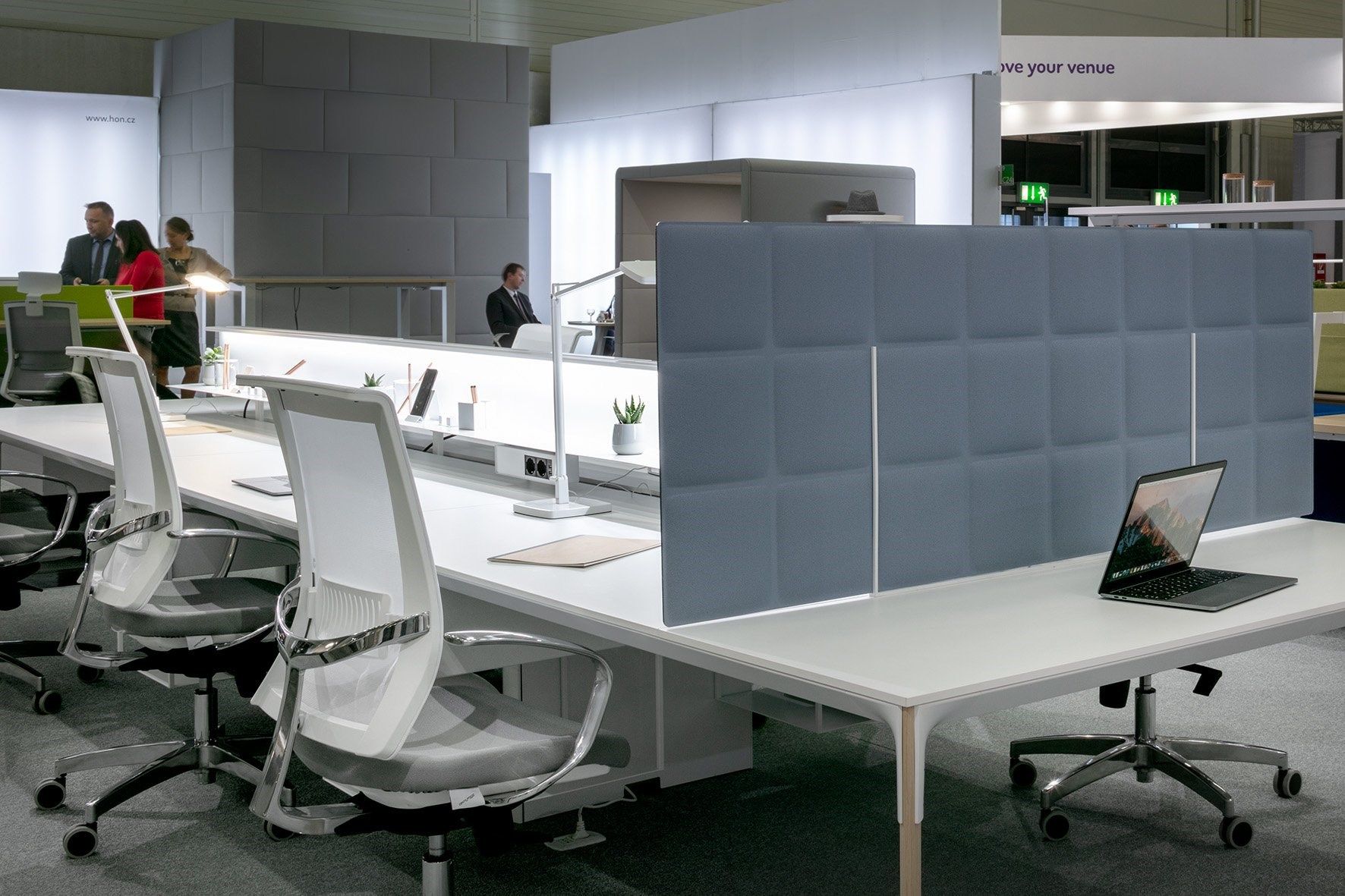SEVENTY SEVEN | Office desk with sound absorbing screens Seventy seven ...