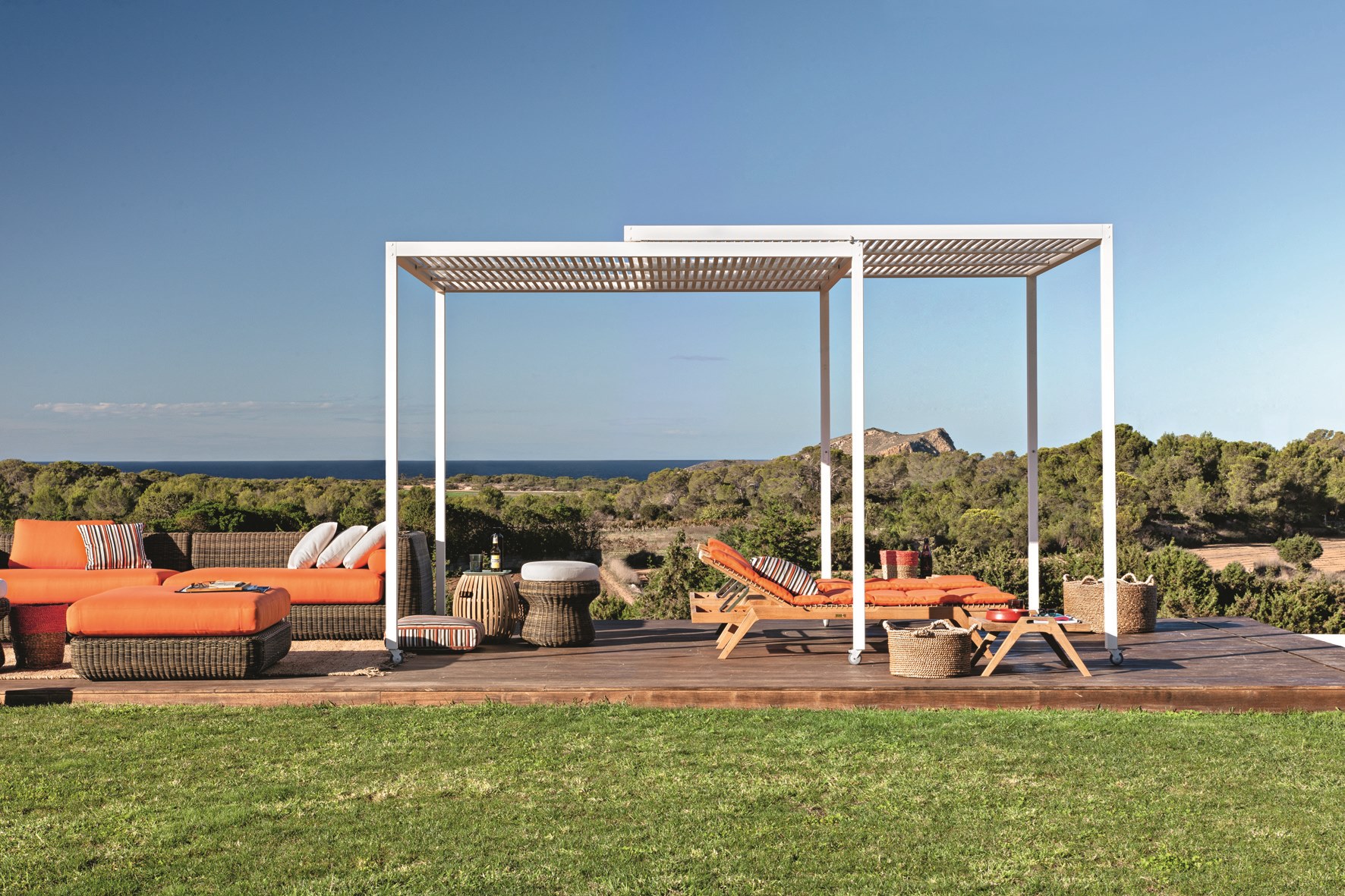 SHIBUYA Freestanding aluminium pergola By Unopiù | design Ferruccio Laviani