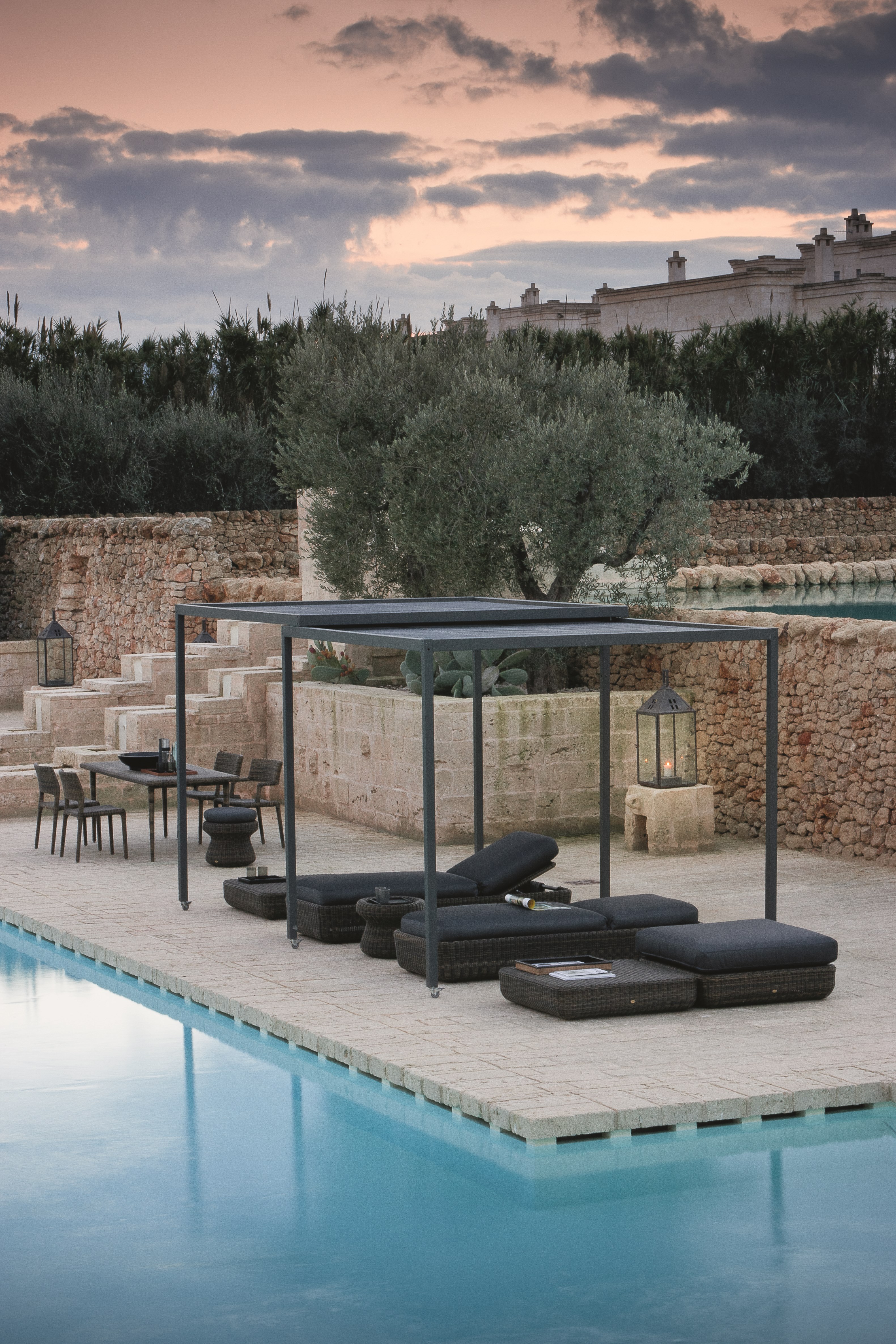 SHIBUYA Freestanding aluminium pergola By Unopiù | design Ferruccio Laviani