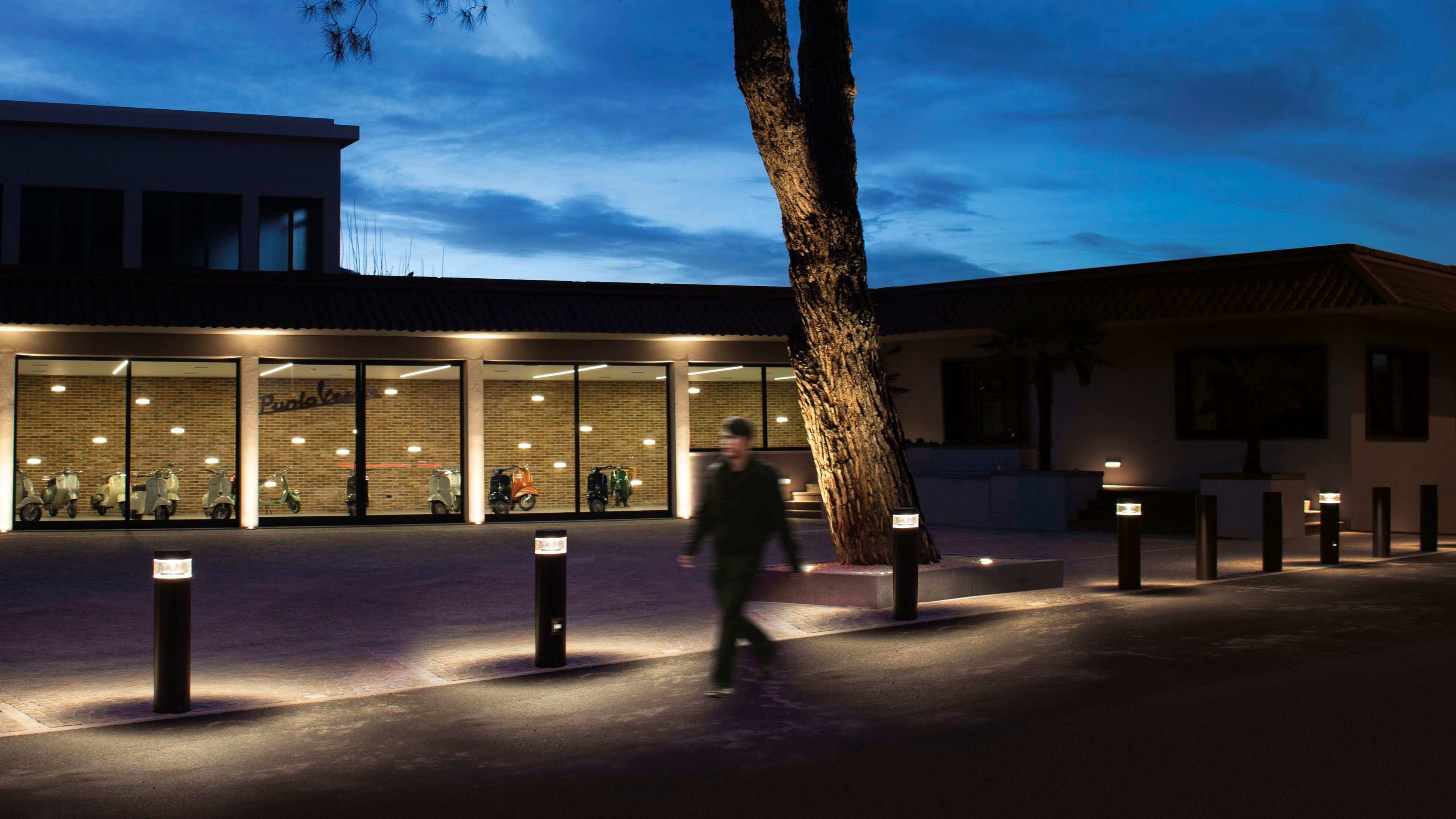 IKONIC SENSOR LED die cast aluminium bollard light with motion sensor ...