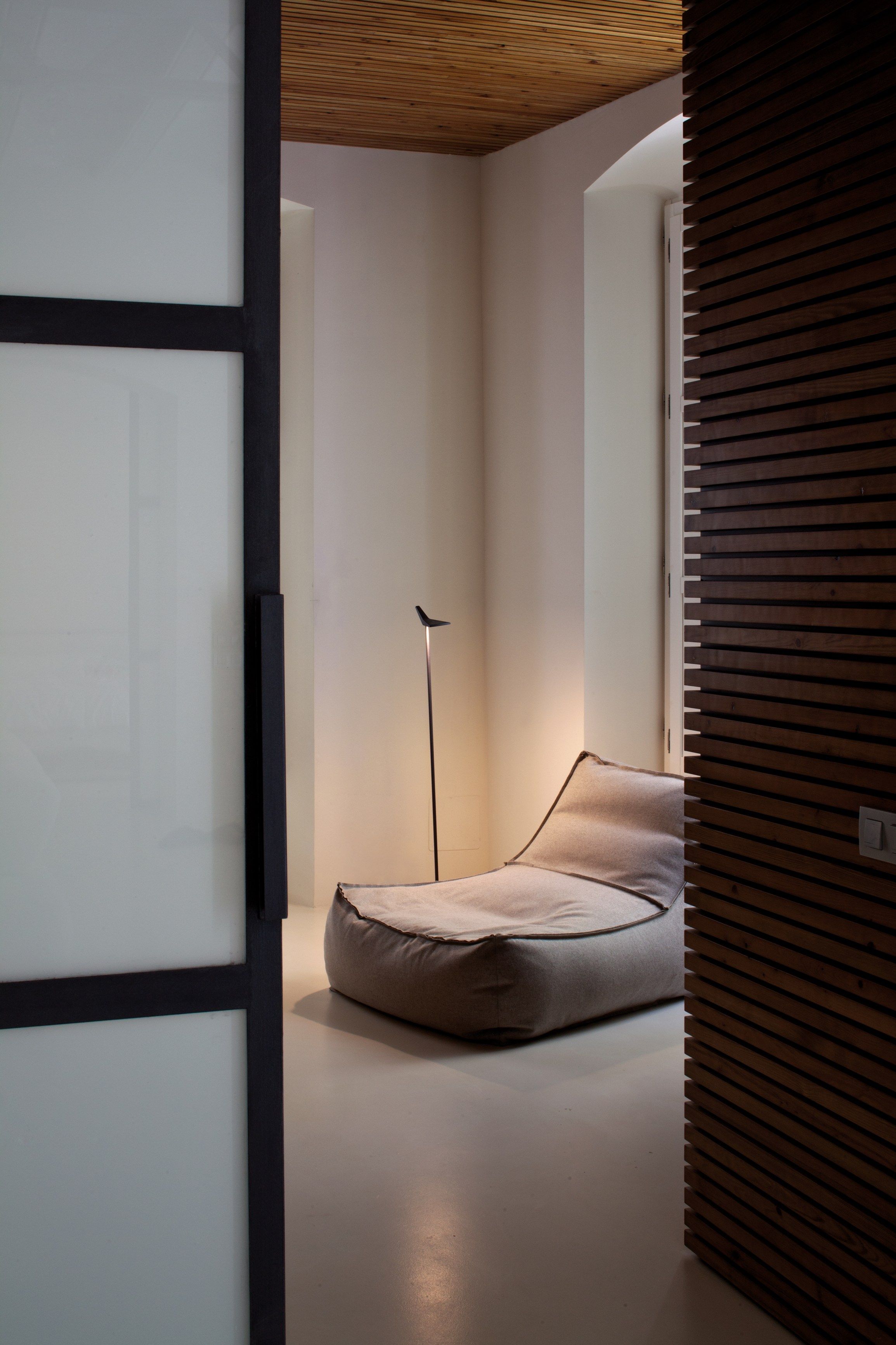 Reading floor lamp SKAN 0250 By Vibia design Lievore Altherr Molina