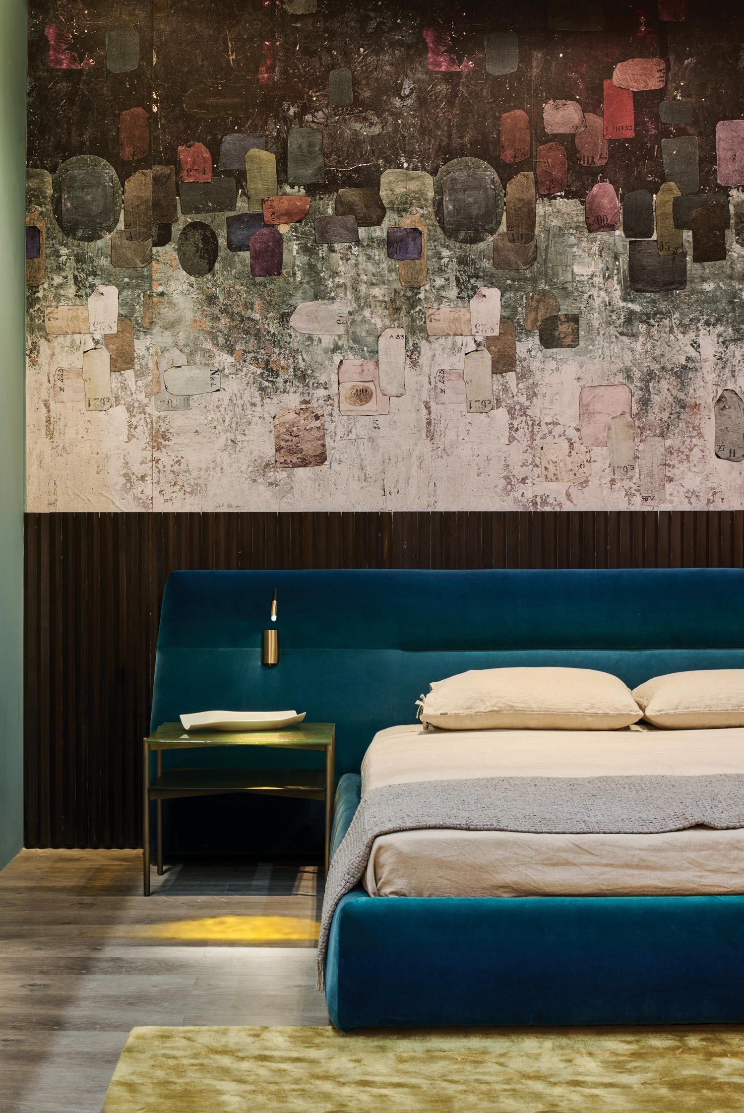 EXTRA SLOPE 床 By Papadatos