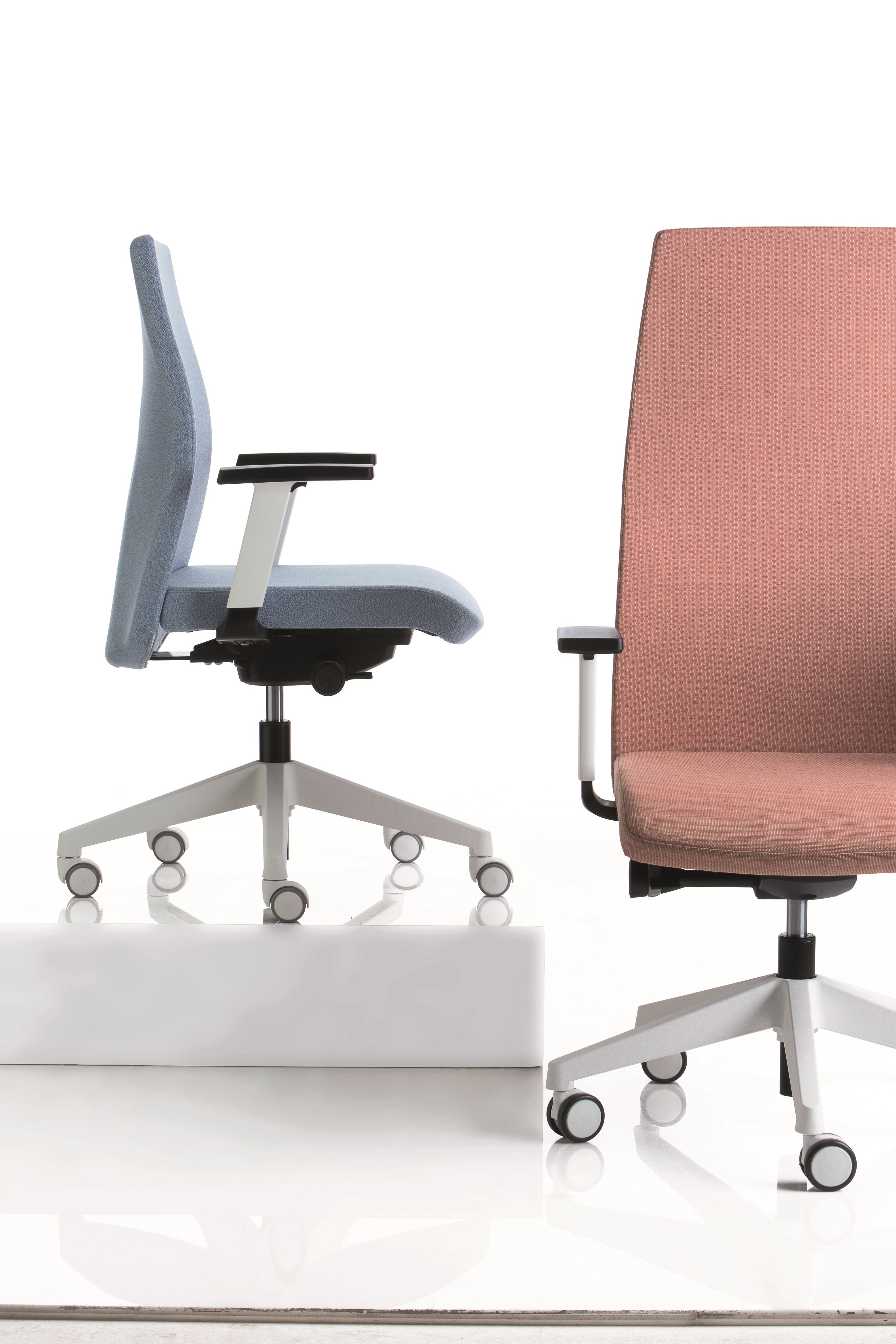 SMARTOFFICE Height-adjustable leather executive chair with castors By ...