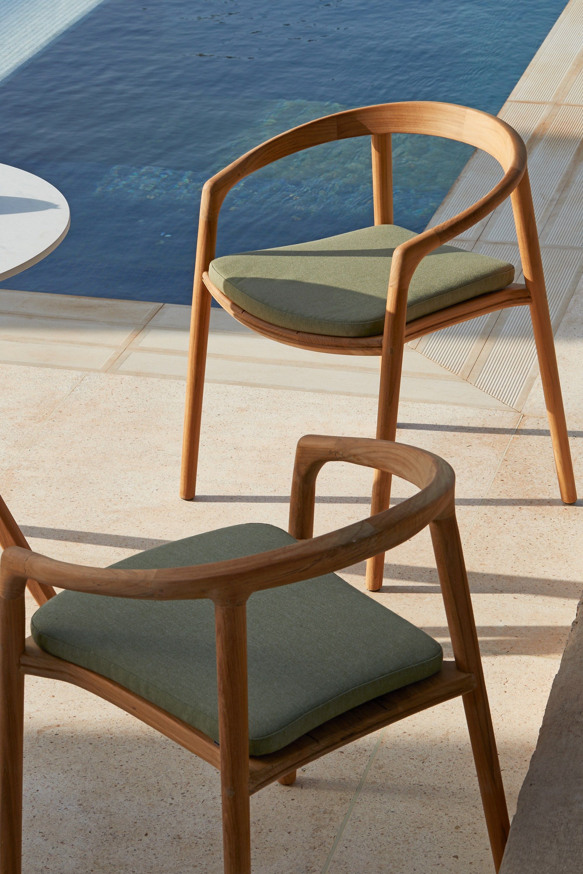 SOLID | Chair By MANUTTI design Lionel Doyen