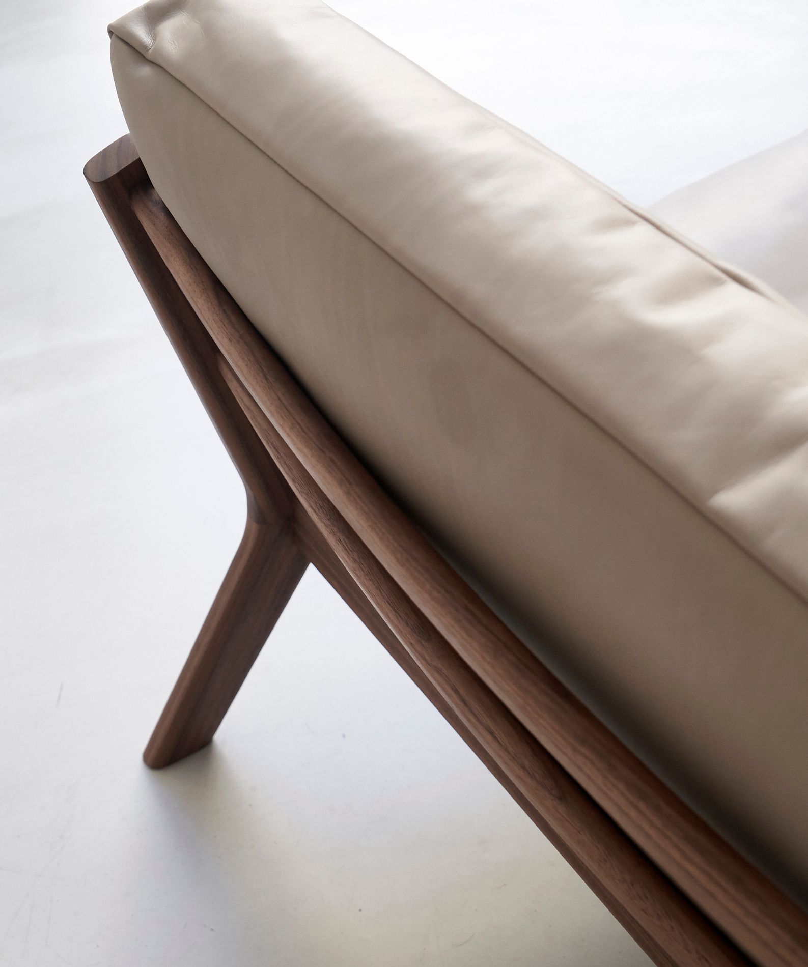 SOVA Leather armchair with removable cover By MORE | design Bernhard Müller