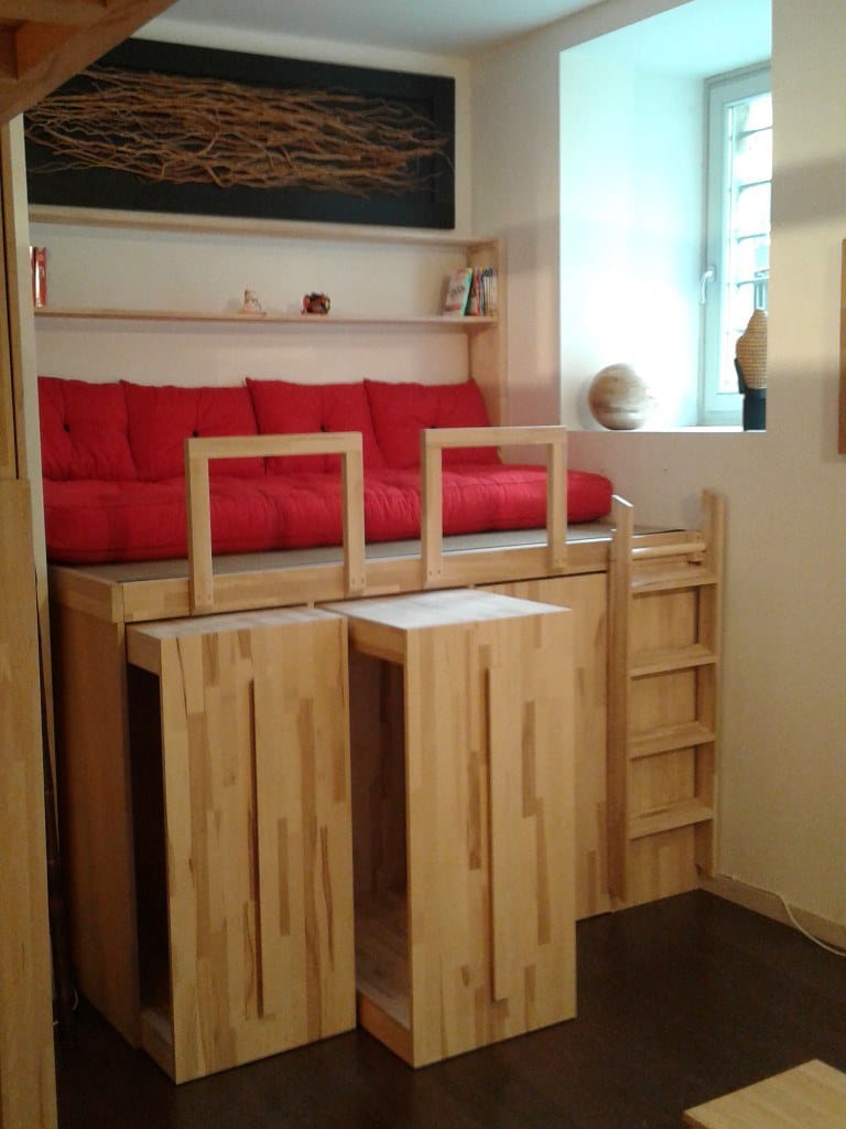 SPAZIOBED Solid wood bed with sliding clothes hangers By Cinius