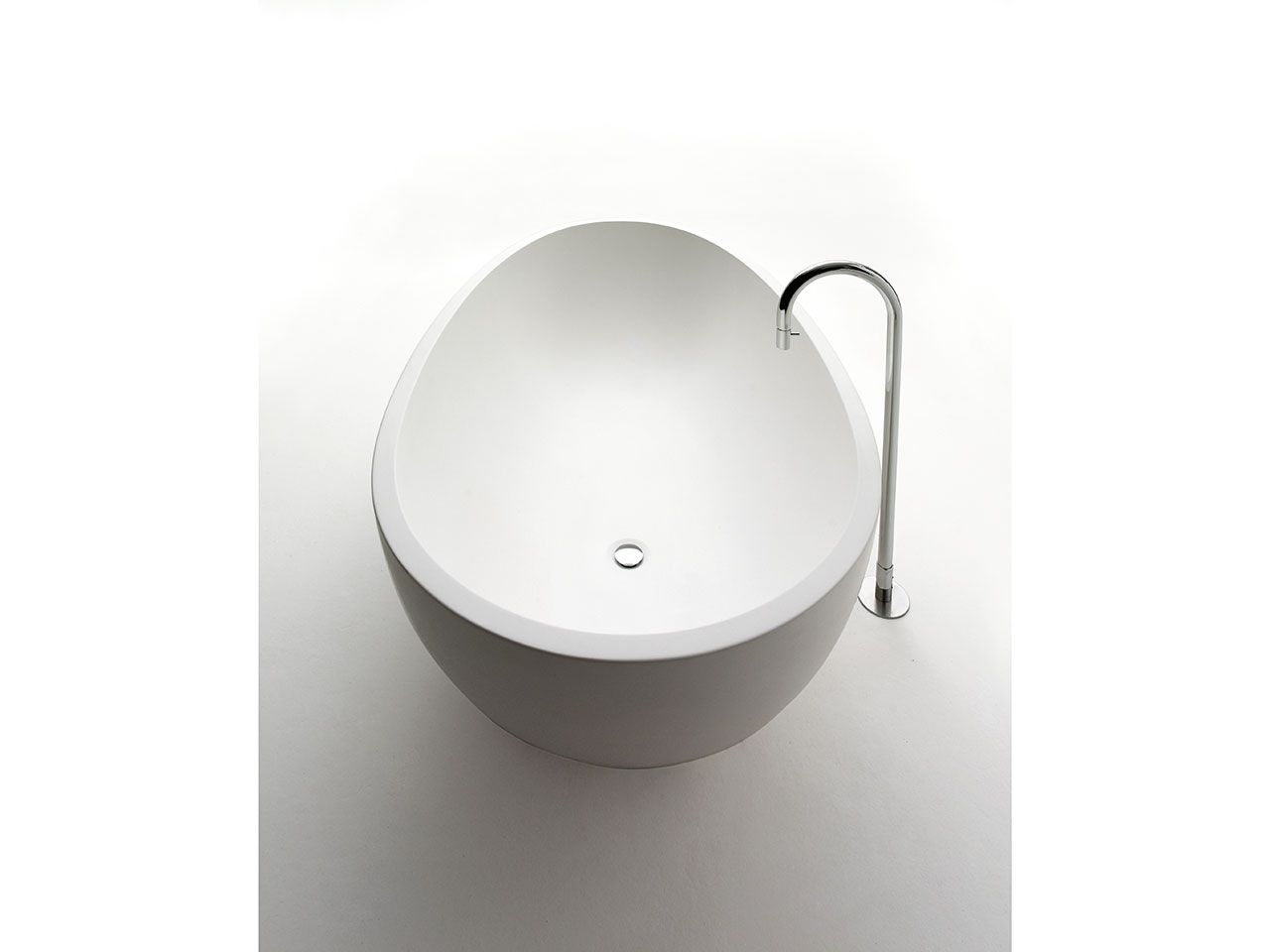 SPOON XL Freestanding oval Cristalplant® bathtub By Agape