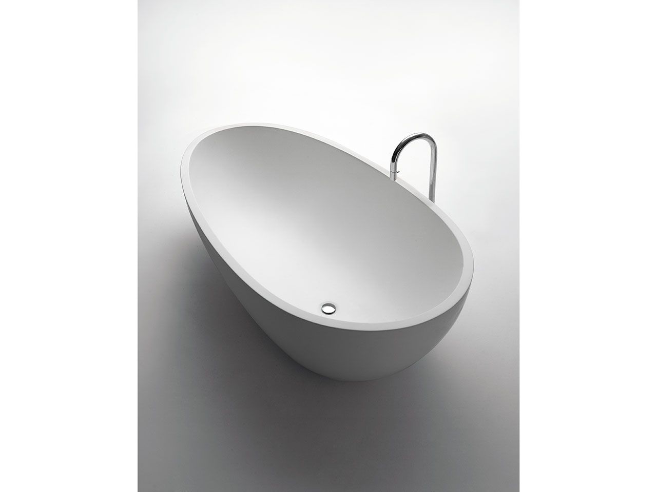 SPOON XL Freestanding oval Cristalplant® bathtub By Agape