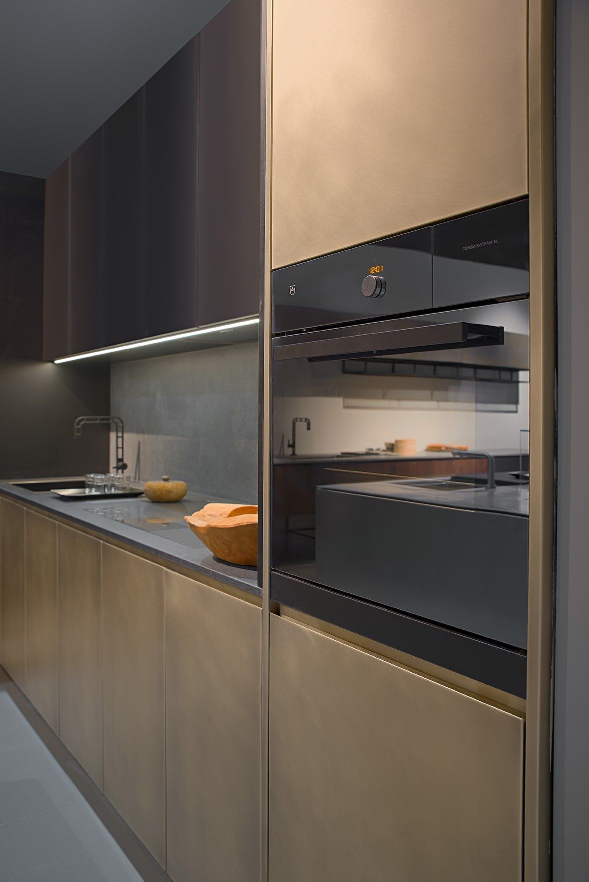 SQUARE Linear stainless steel kitchen with integrated handles By Xera ...