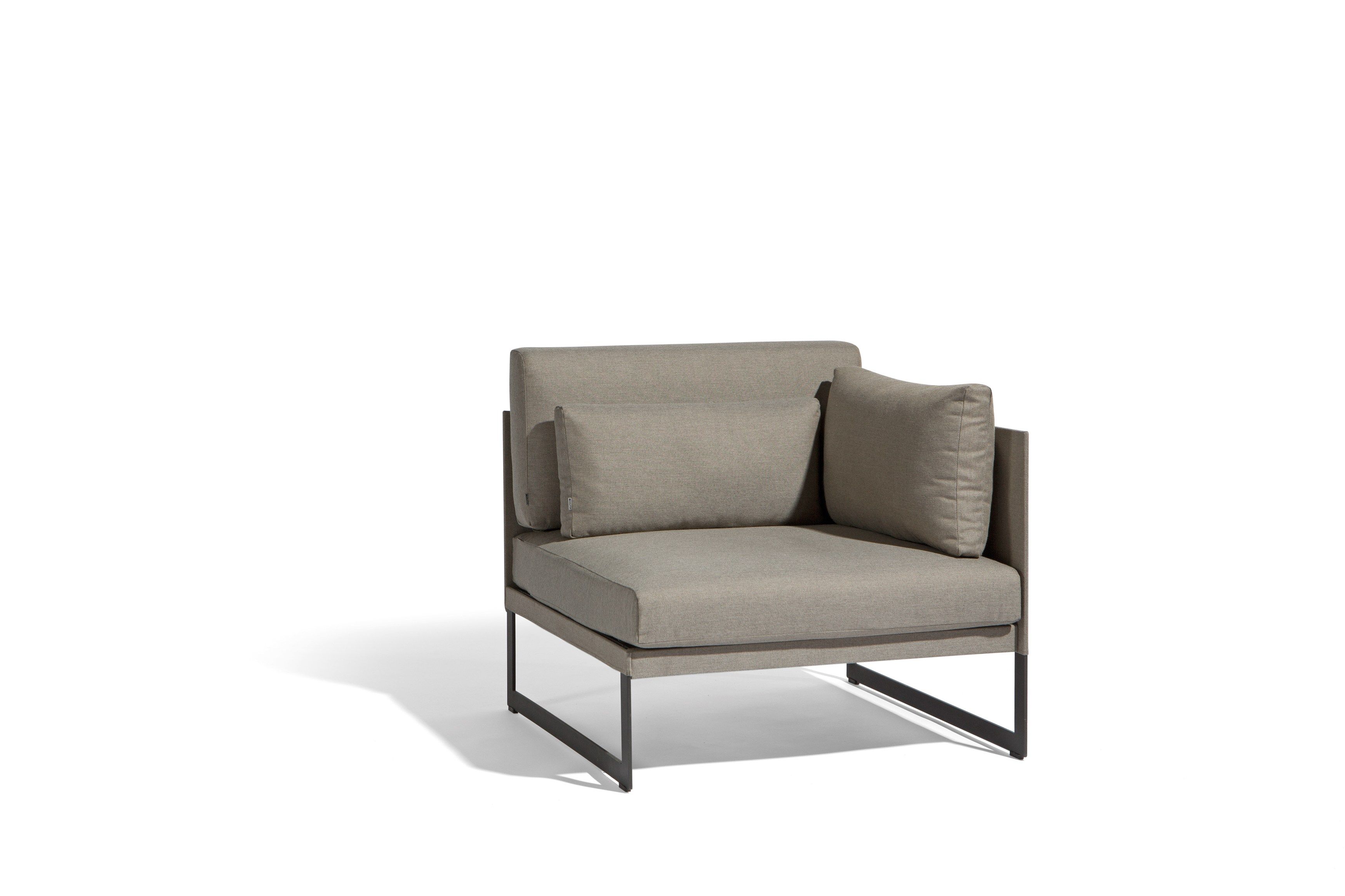 SQUAT | Modular garden sofa By MANUTTI