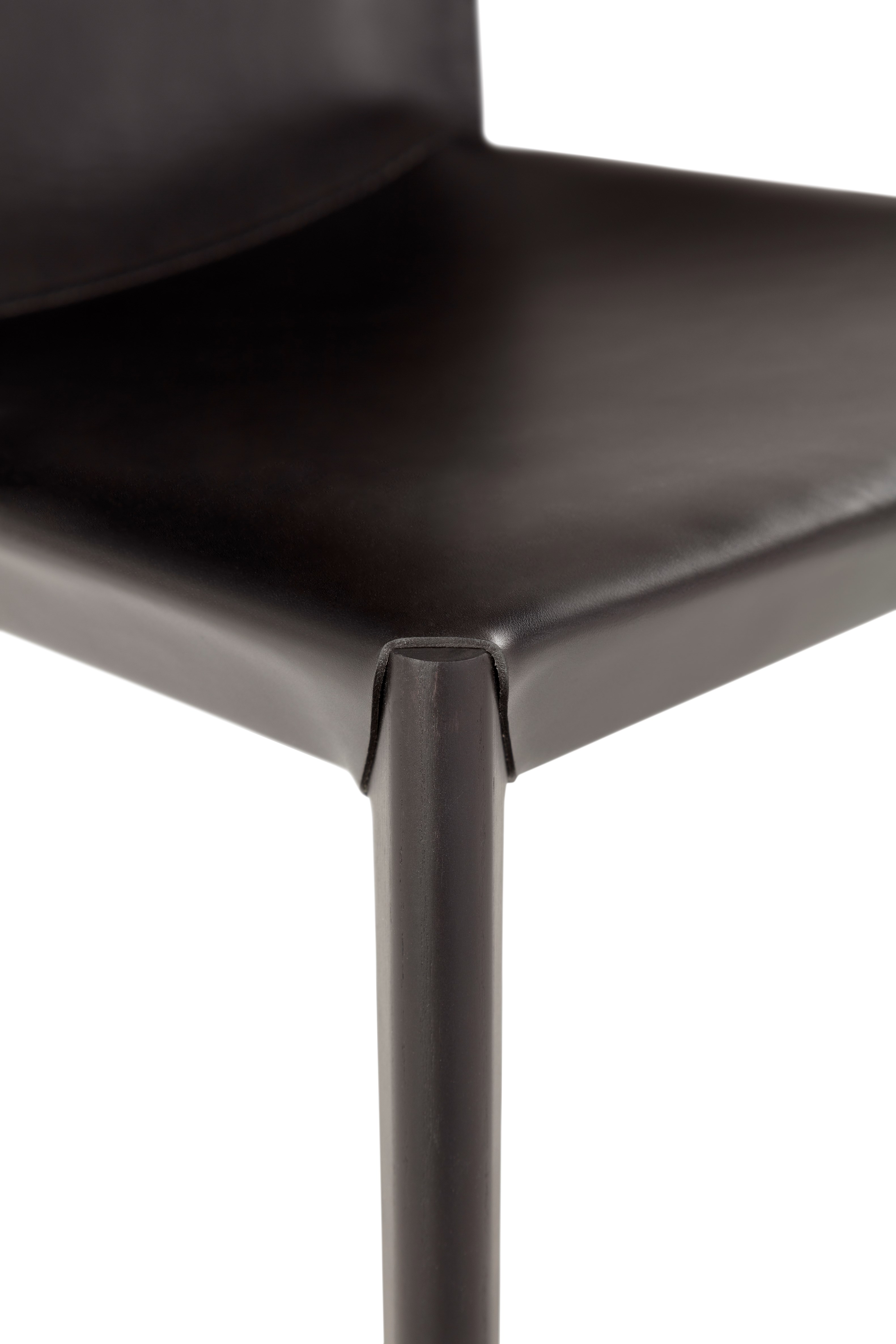 STILT Sedia in cuoio e legno By AMURA | design Stefano Grassi